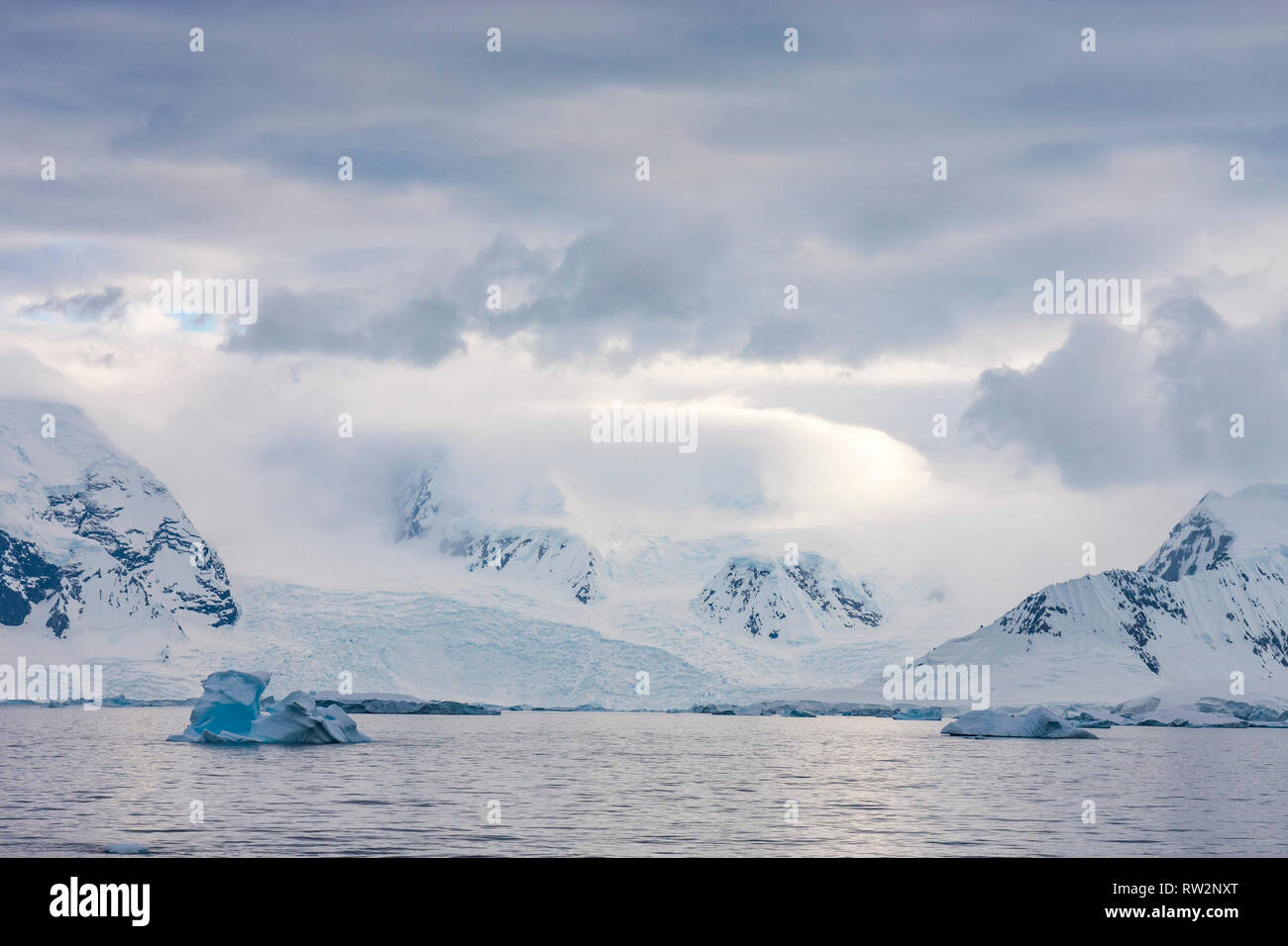 Antarctic seascape hi-res stock photography and images - Alamy