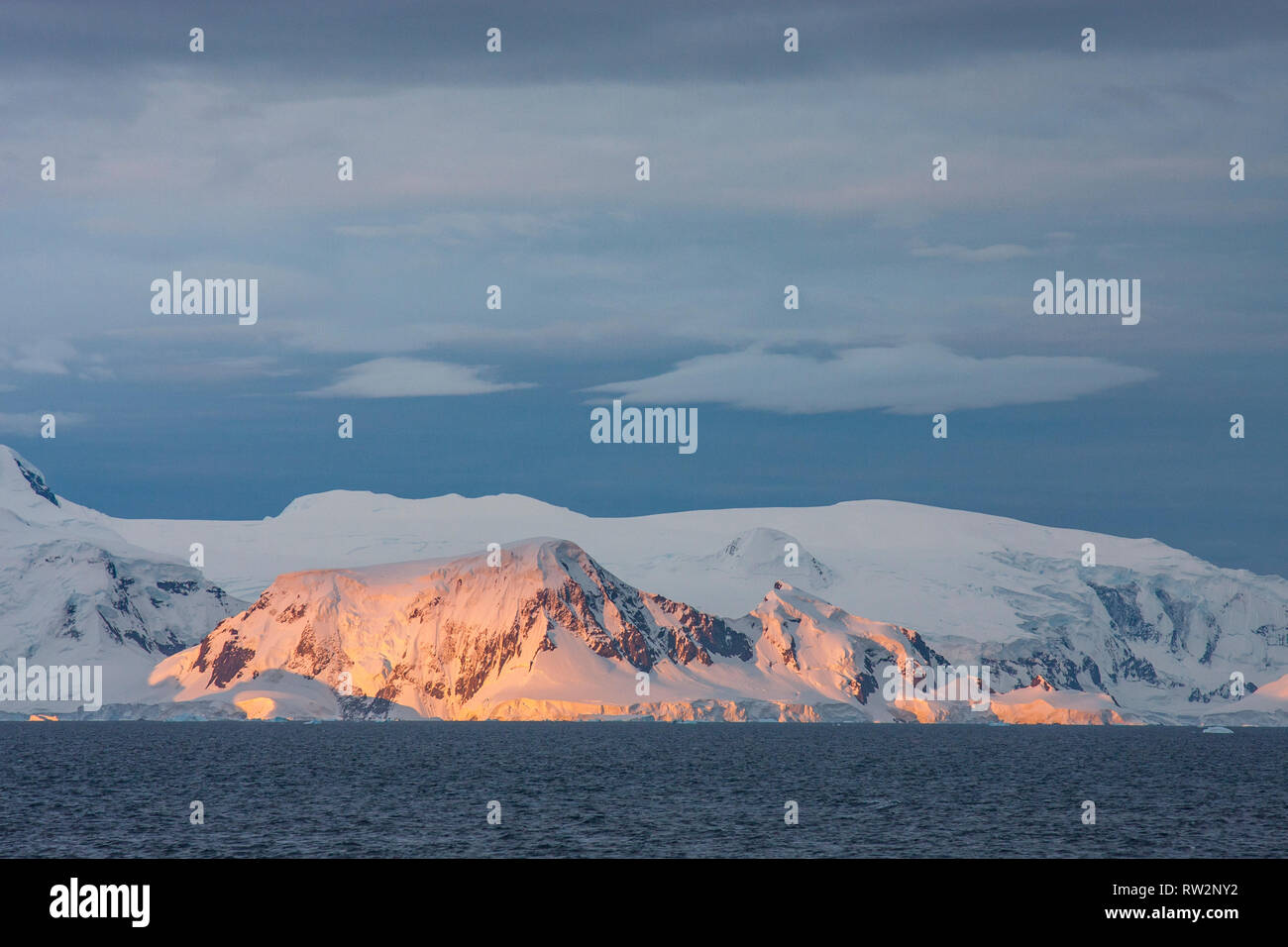 Antarctic peninsula scenic landscape hi-res stock photography and ...