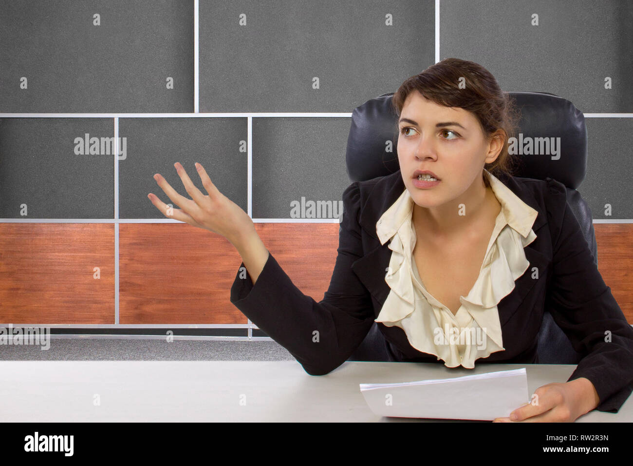 Woman journalist newsroom hi-res stock photography and images - Alamy