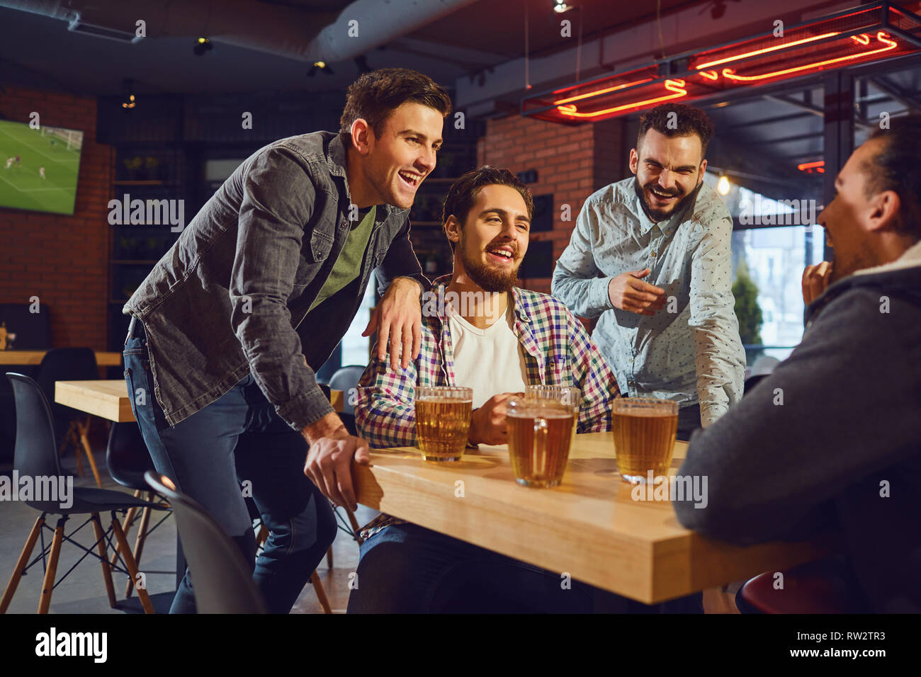 Friends talk, drink beer in a bar Stock Photo - Alamy