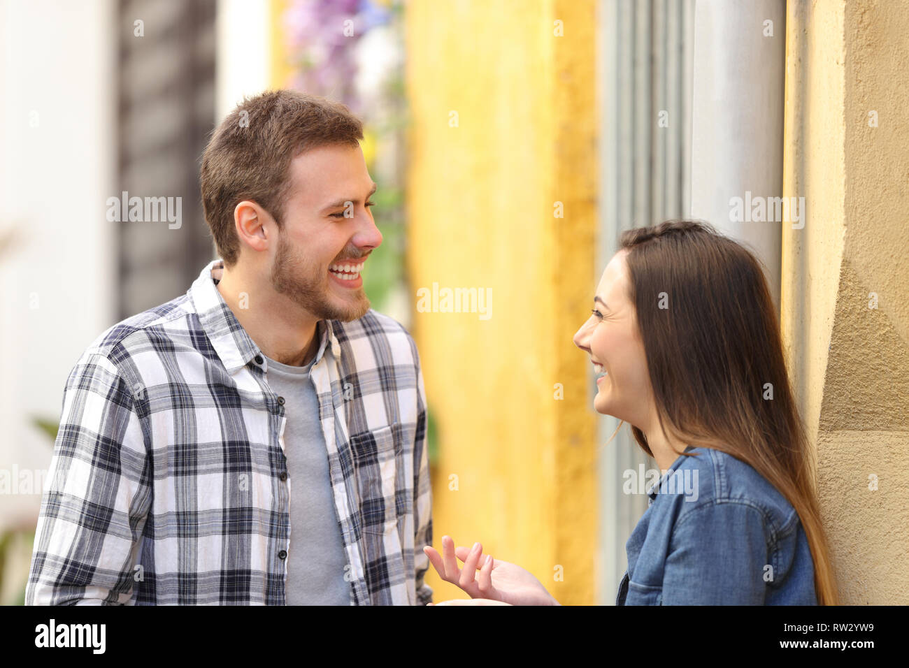 Boy and girl students standing talking hi-res stock photography and ...