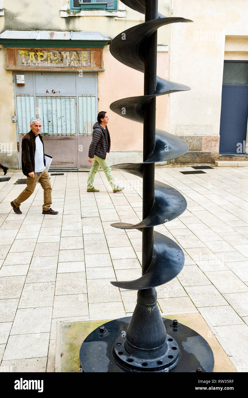 on the Place de la Calade: "Signal" sculpture, black red and green work ...