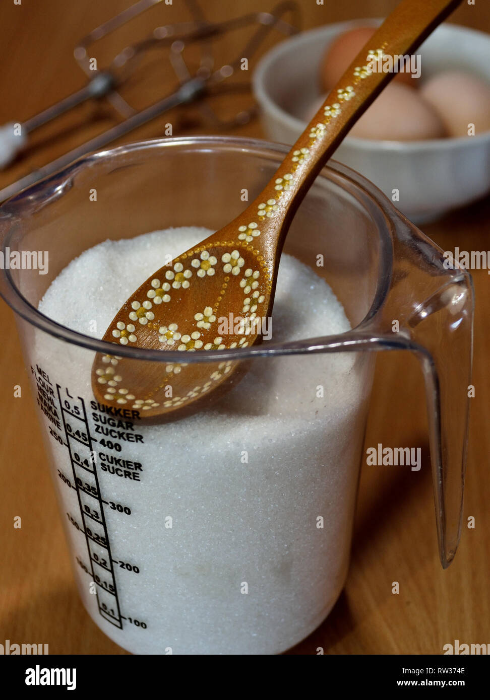 Measuring cup sugar hi-res stock photography and images - Alamy