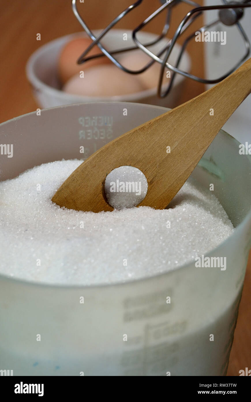 Sugar in a measuring cup Stock Photo - Alamy