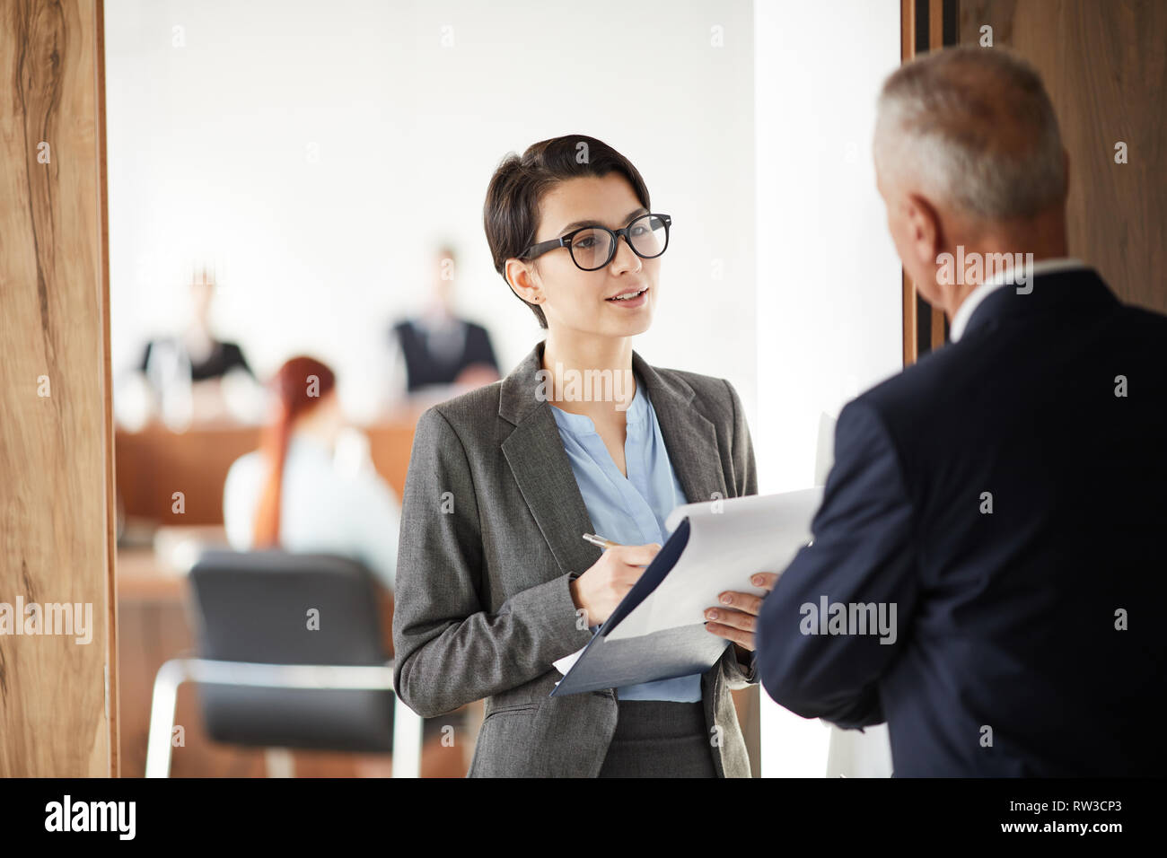Student asking questions clipboard hi-res stock photography and images ...