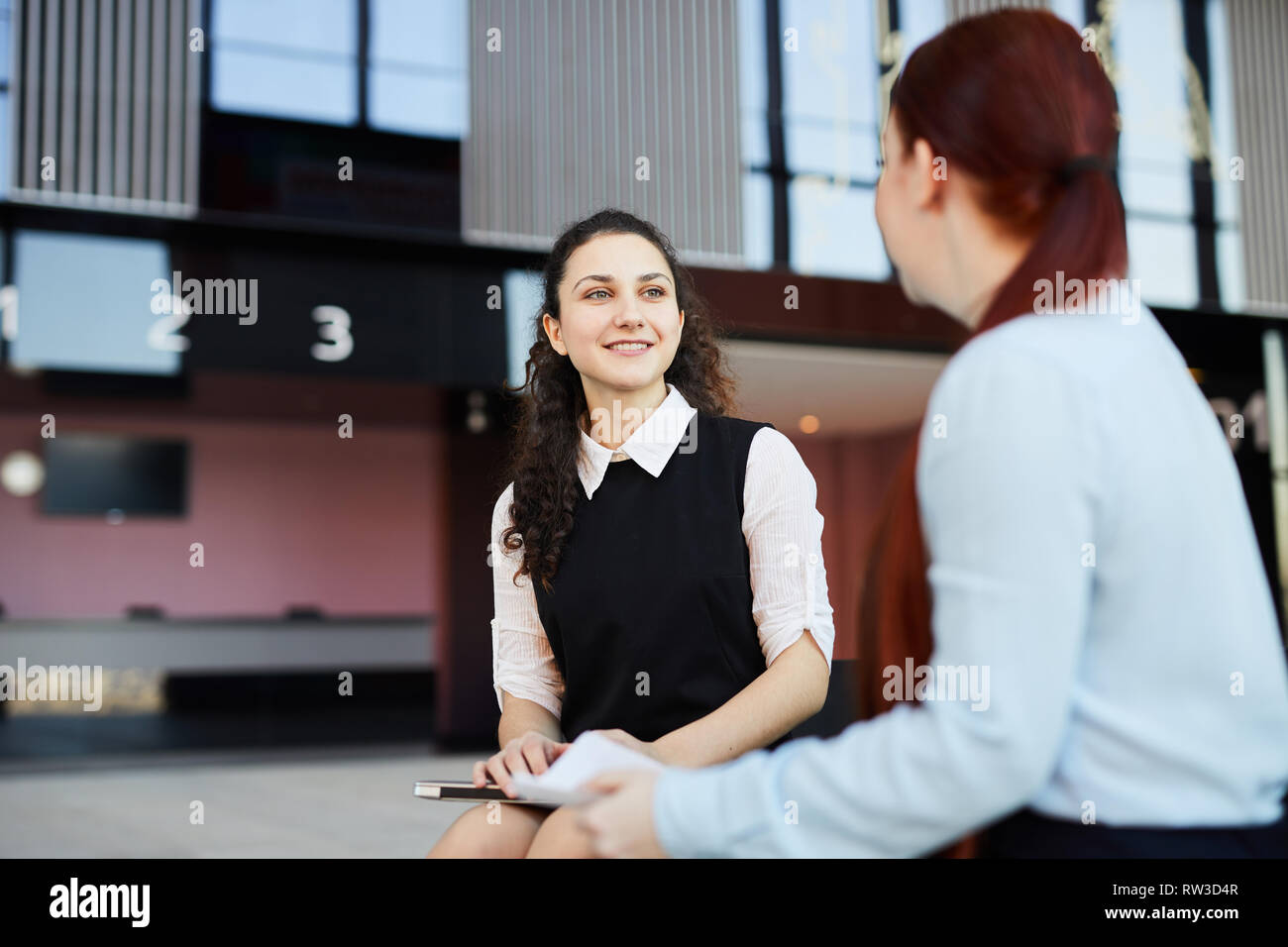 Women talking to bank employee hi-res stock photography and images - Alamy