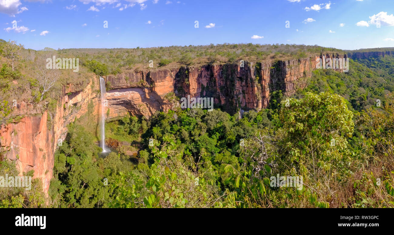 Beautiful Bridal Veil, Veu Da Noiva waterfall in Chapada Dos Guimaraes ...