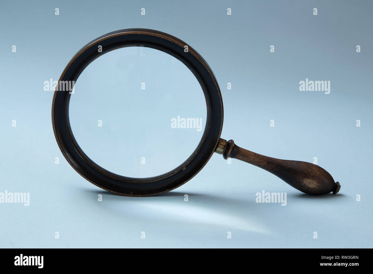 Vintage magnifying glass hi-res stock photography and images - Alamy