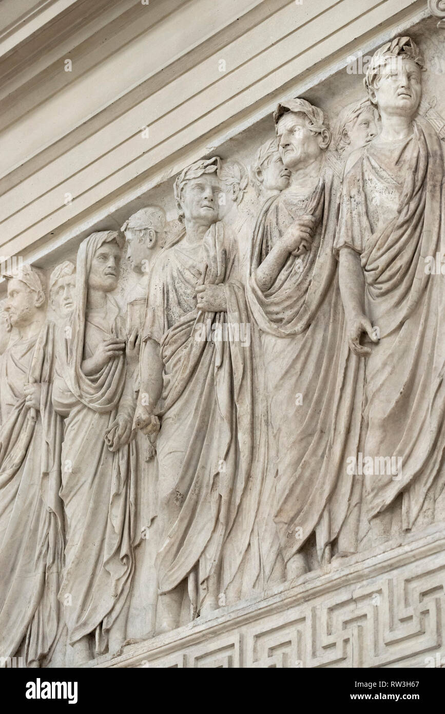 Roman laurel wreath hi-res stock photography and images - Alamy