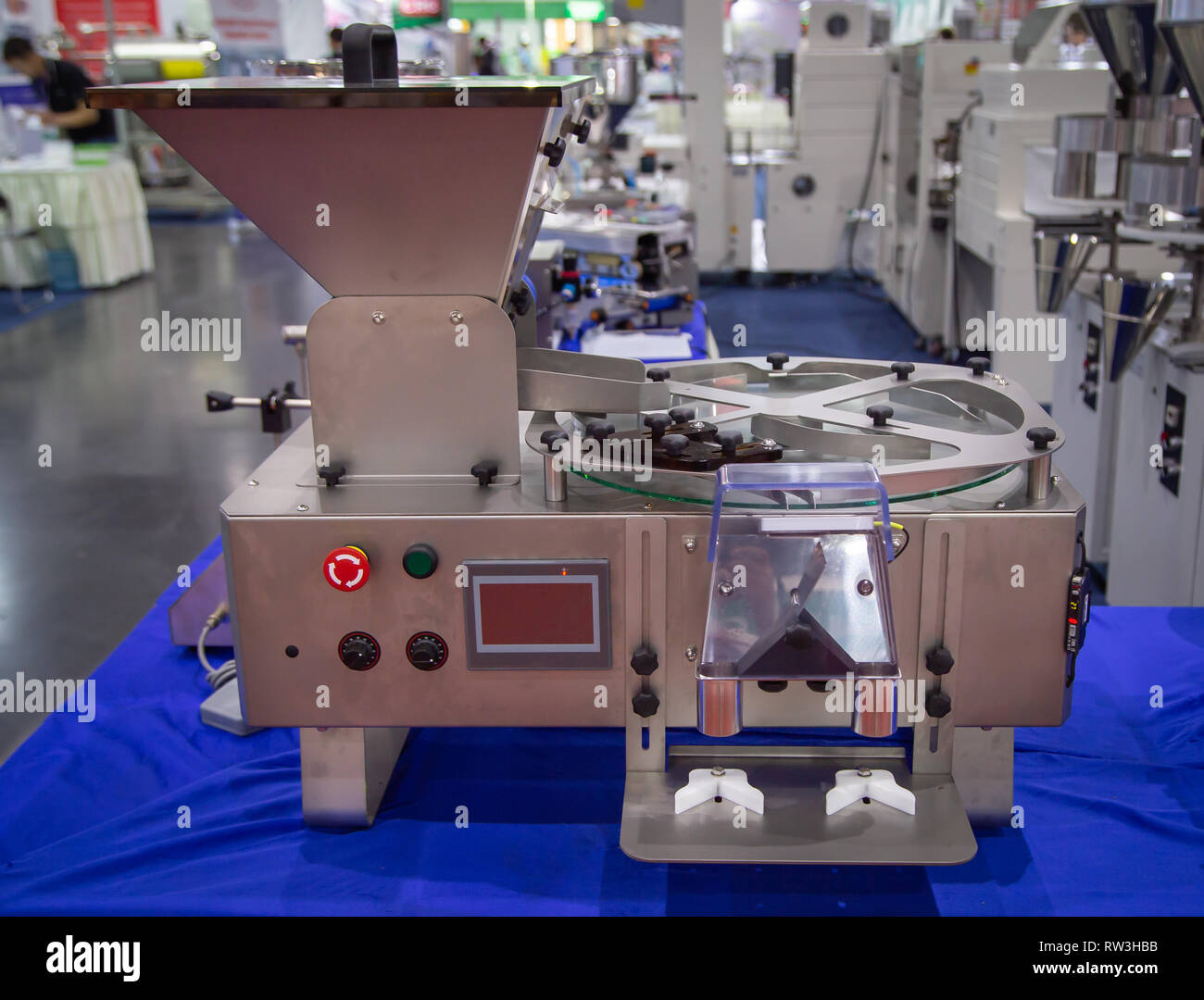 capsule pharmaceutical pills counting and filling machine Stock Photo ...