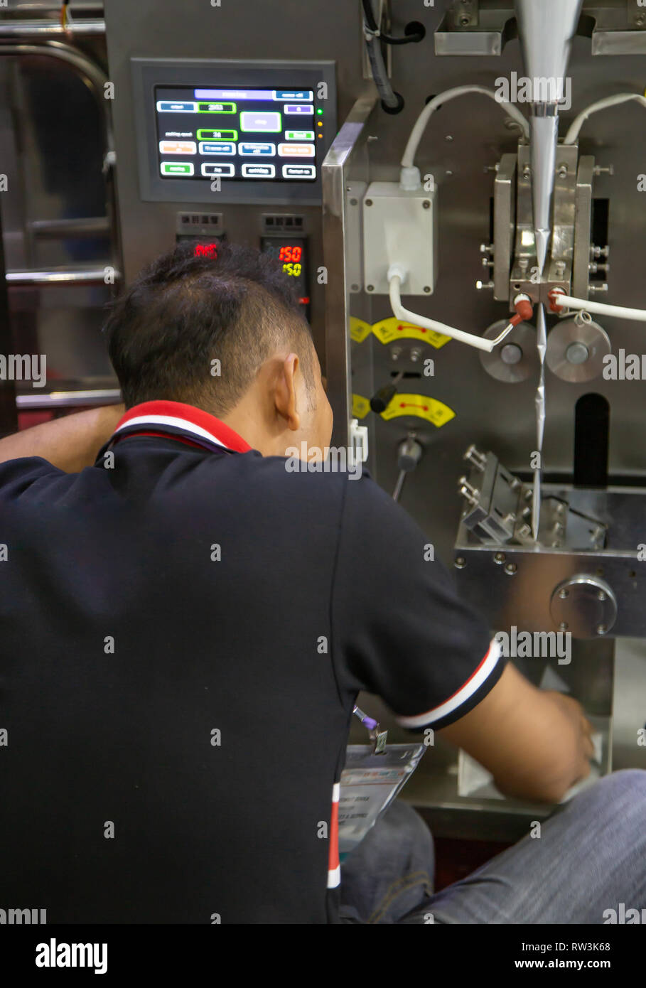 Worker maintenance automatic vertical sealing and packing machine Stock ...