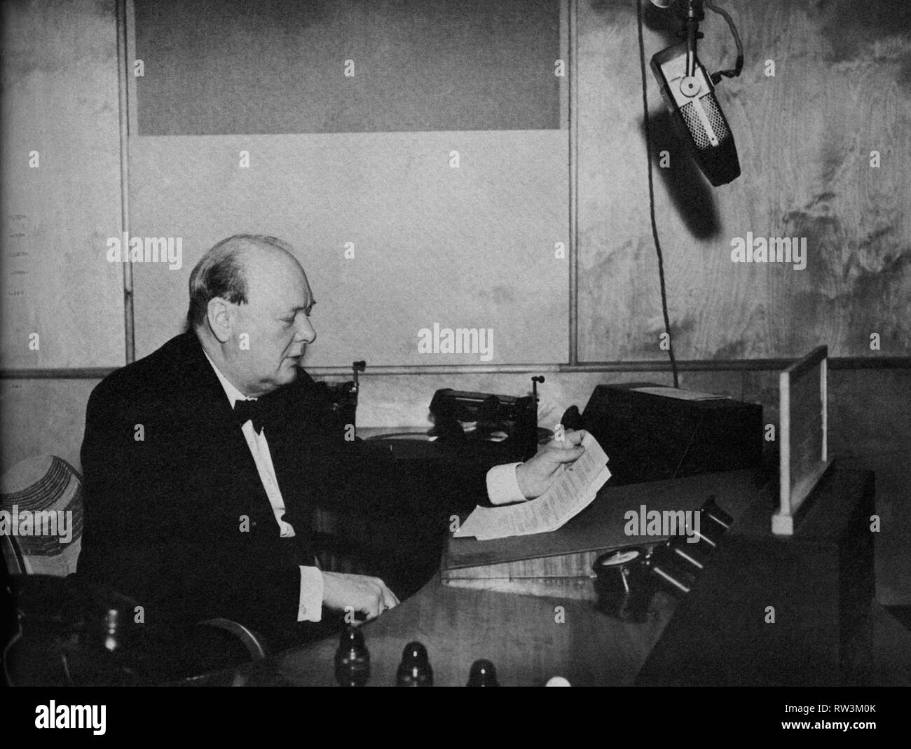 Ww2 radio winston churchill hi-res stock photography and images - Alamy