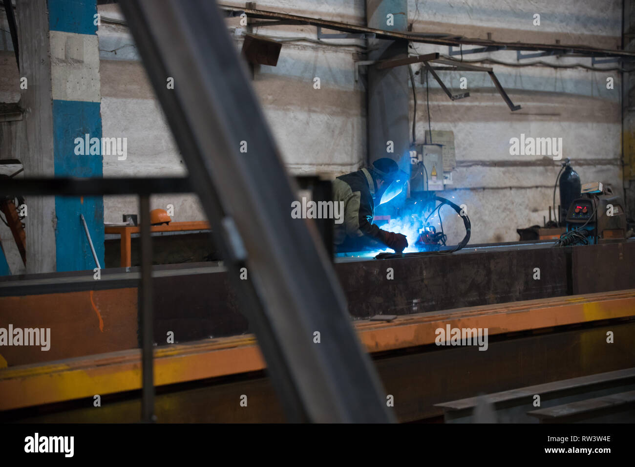 Sitting man welding hi-res stock photography and images - Alamy