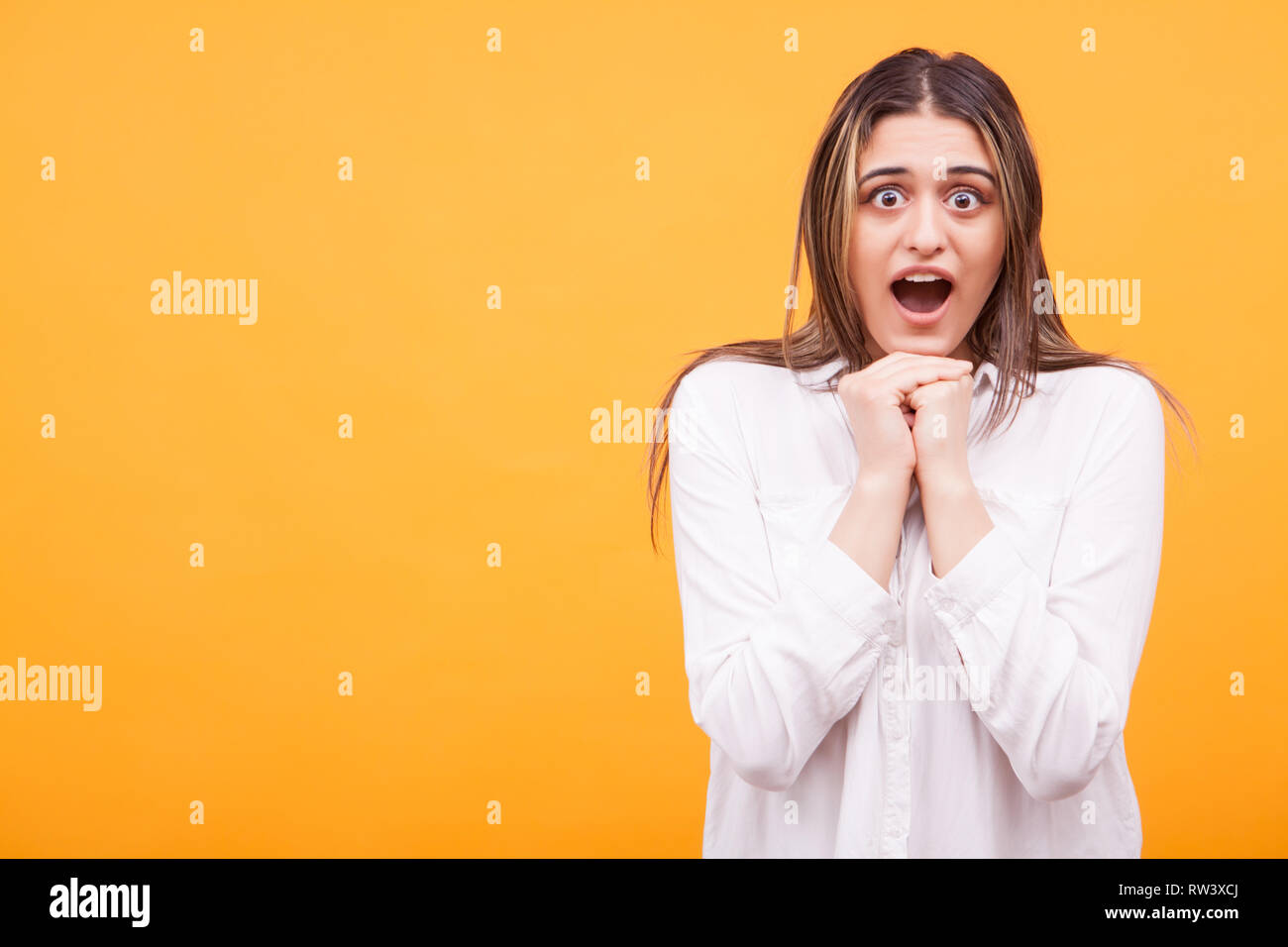 Portrait of cute girl smiling girl wearing white shirt being amazed ...