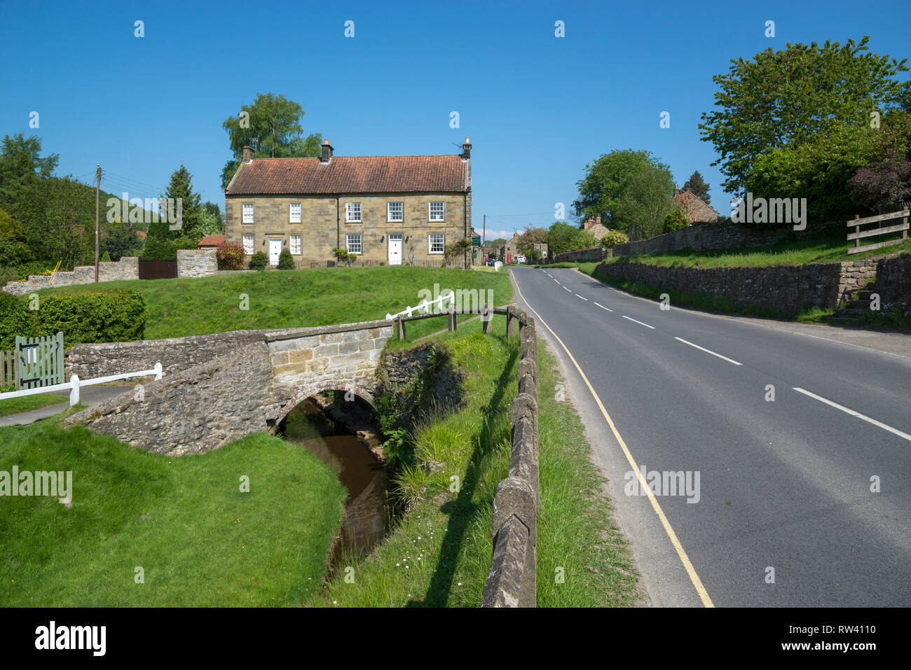 The beautiful village of Hutton-le-Hole in Ryedale, North Yorkshire ...