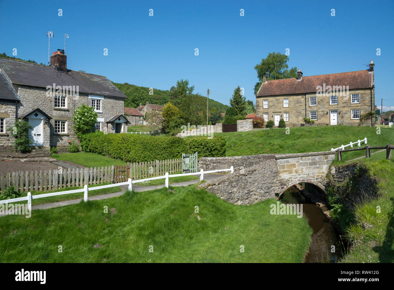 The beautiful village of Hutton-le-Hole in Ryedale, North Yorkshire ...