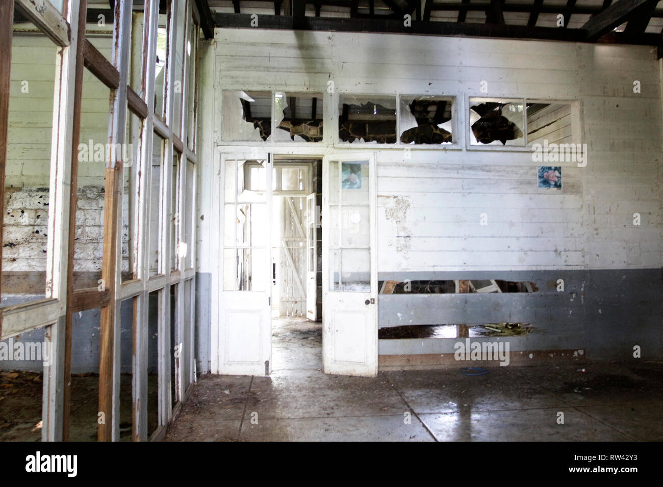 Château Bénarès est un petit village dans le sud, sis entre les ...