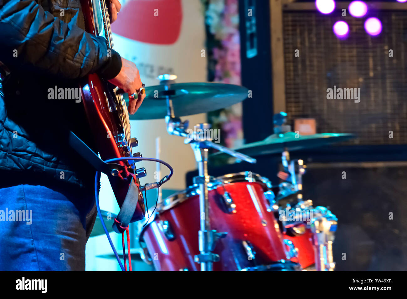 Close-up of guitarist playing guitar in live concert on stage Stock ...