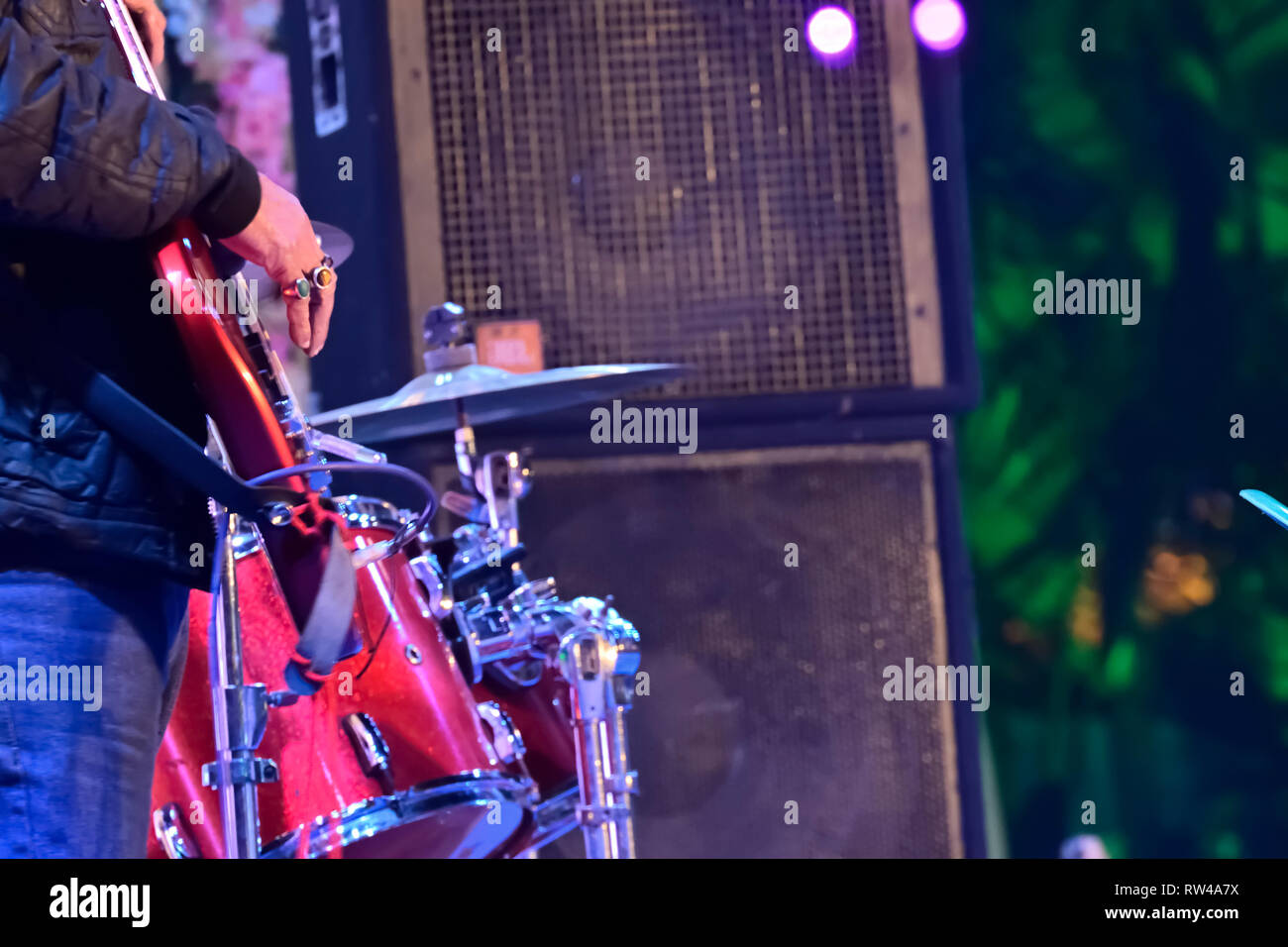 Close-up of guitarist playing guitar in live concert on stage Stock ...
