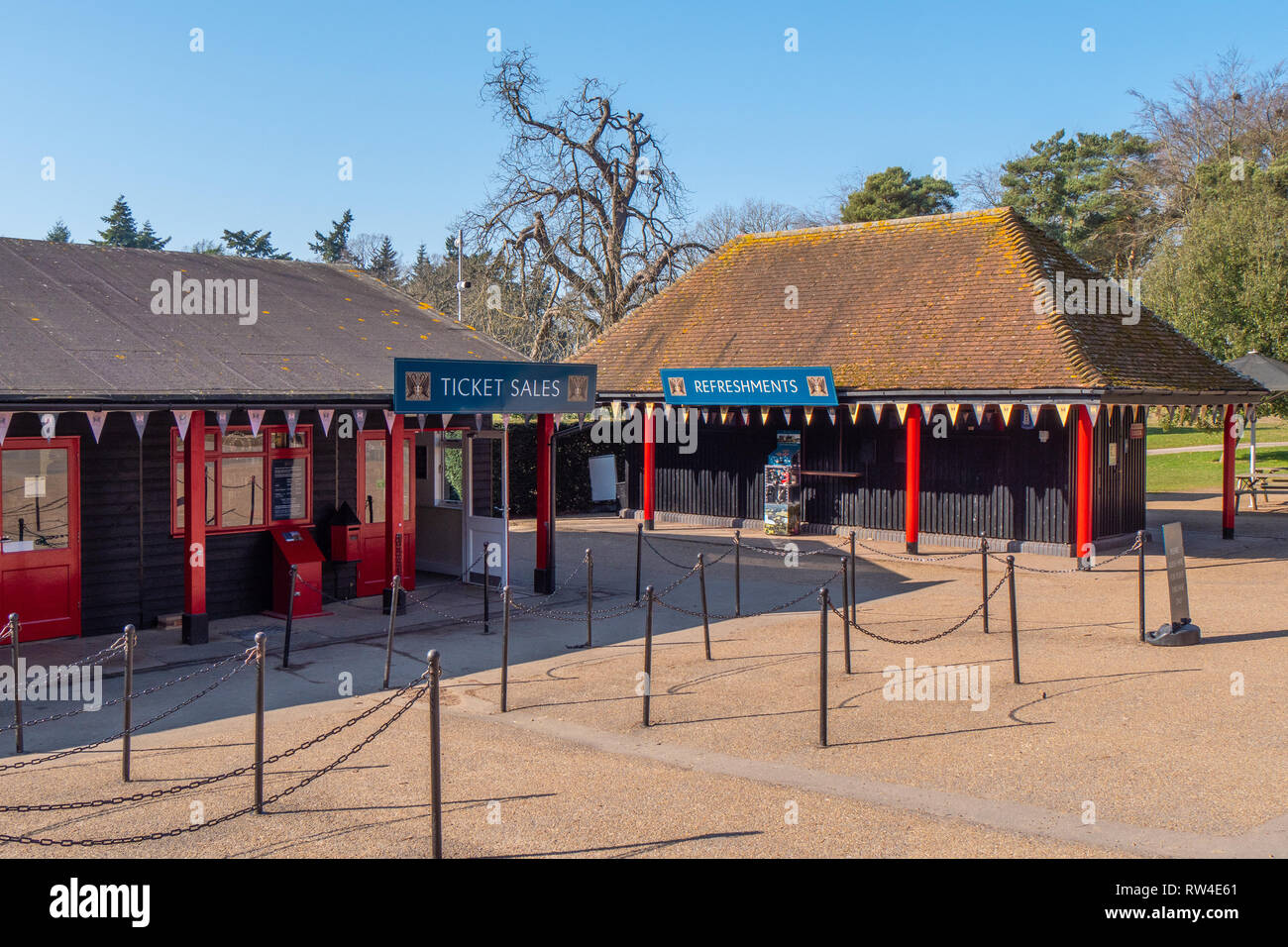 Leeds castle entrance hi-res stock photography and images - Alamy