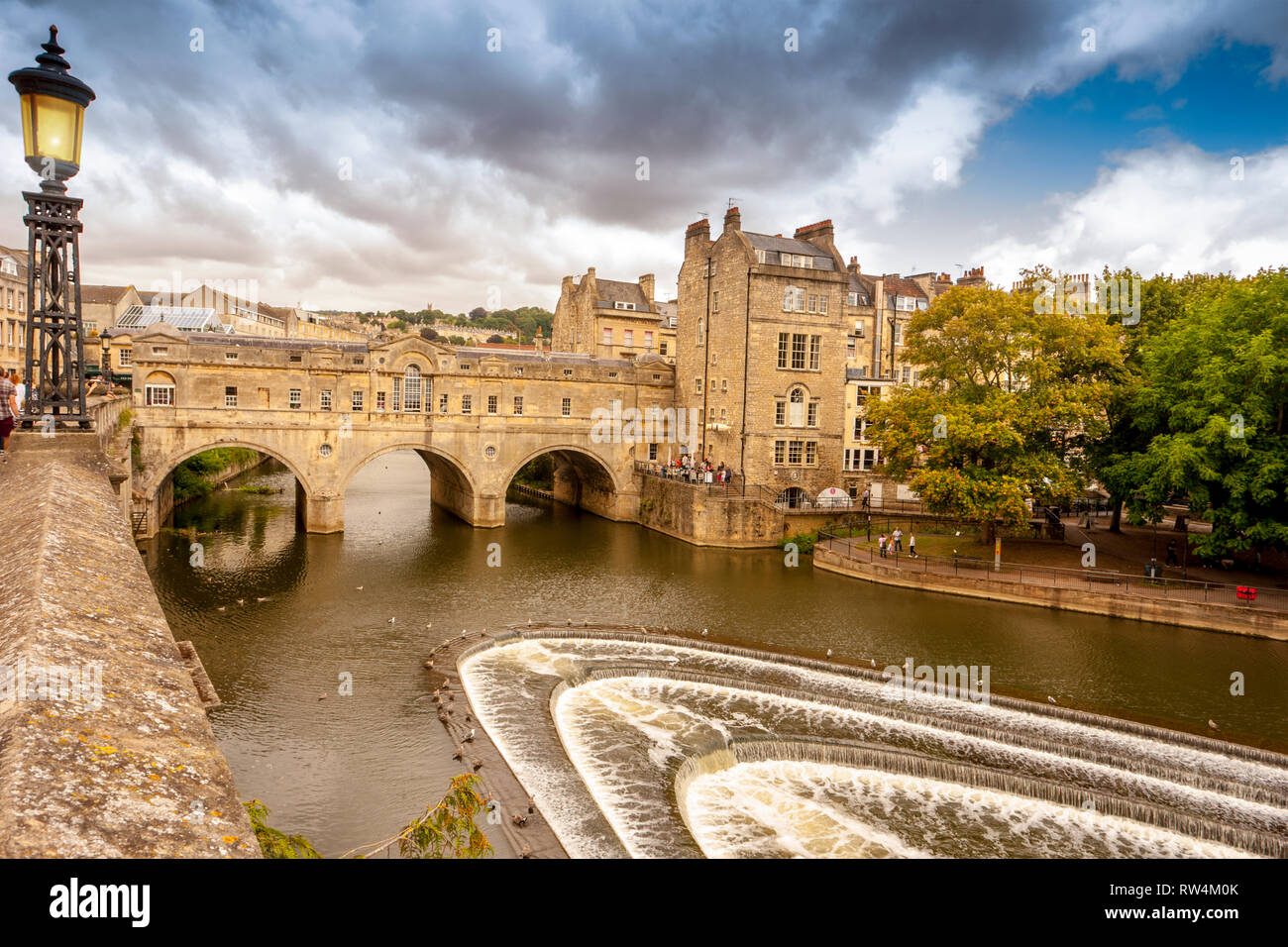 The historic Pulteney Bridge over the River Avon and Pulteney Weir in ...