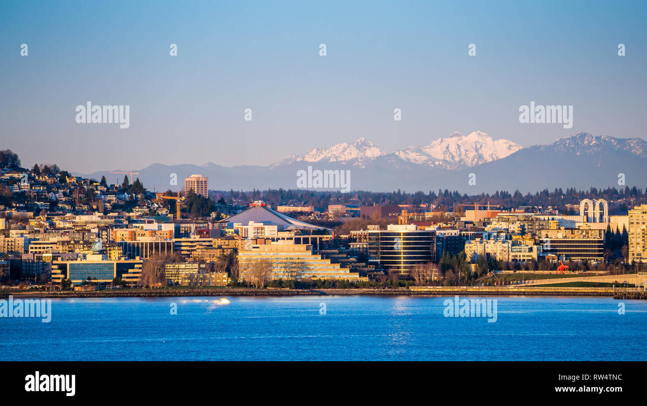 Seattle skyline mountains hi-res stock photography and images - Alamy