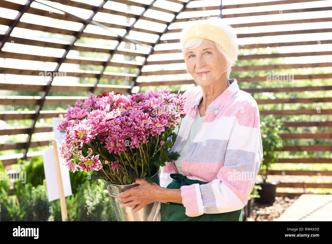 Posing with flowers hi-res stock photography and images - Alamy
