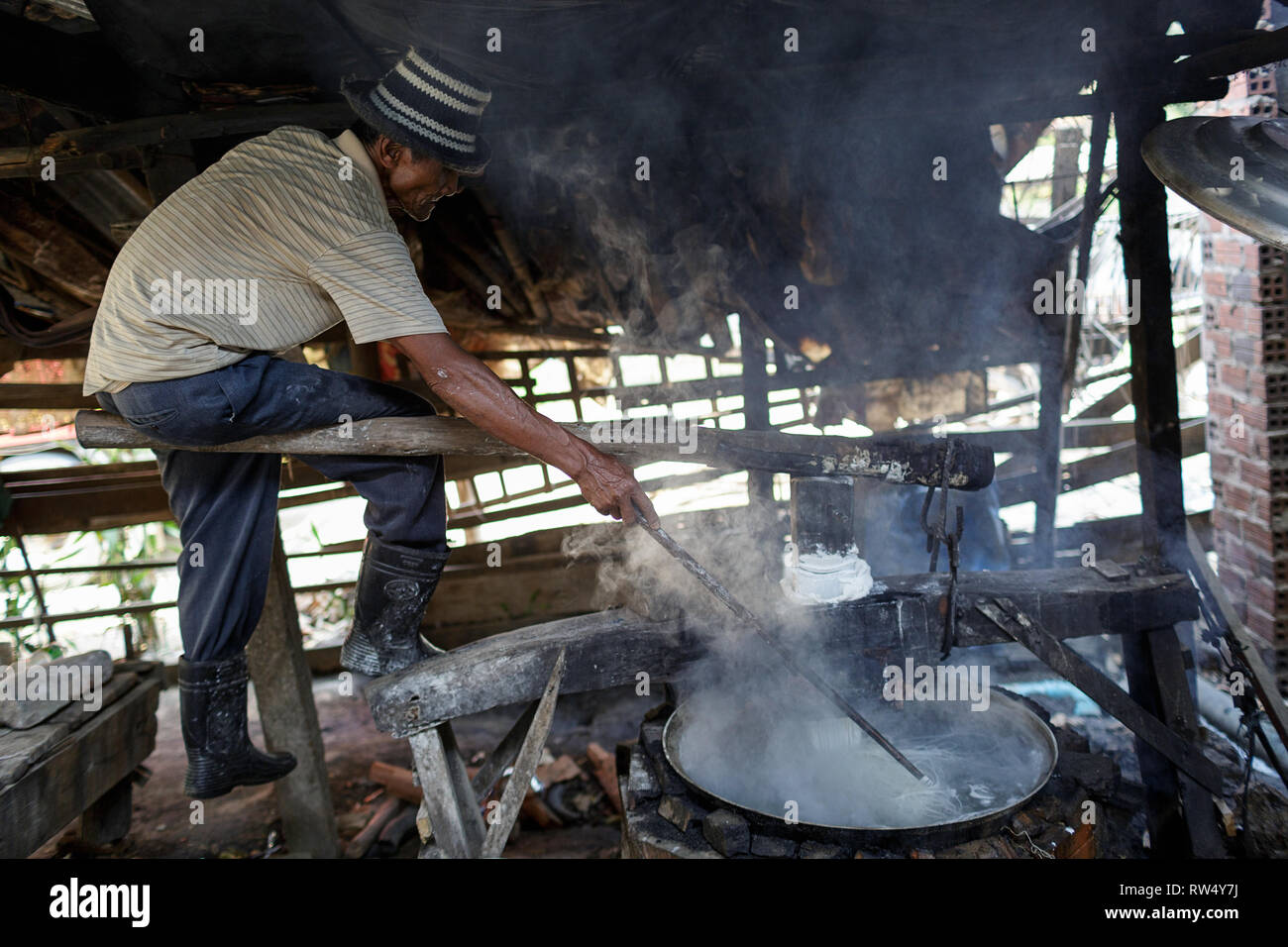 Traditional rice process hi-res stock photography and images - Alamy