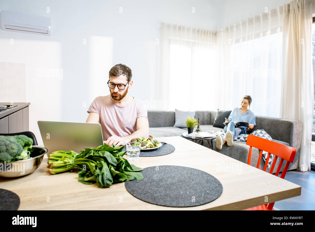 Man eating and working with laptop hi-res stock photography and images ...