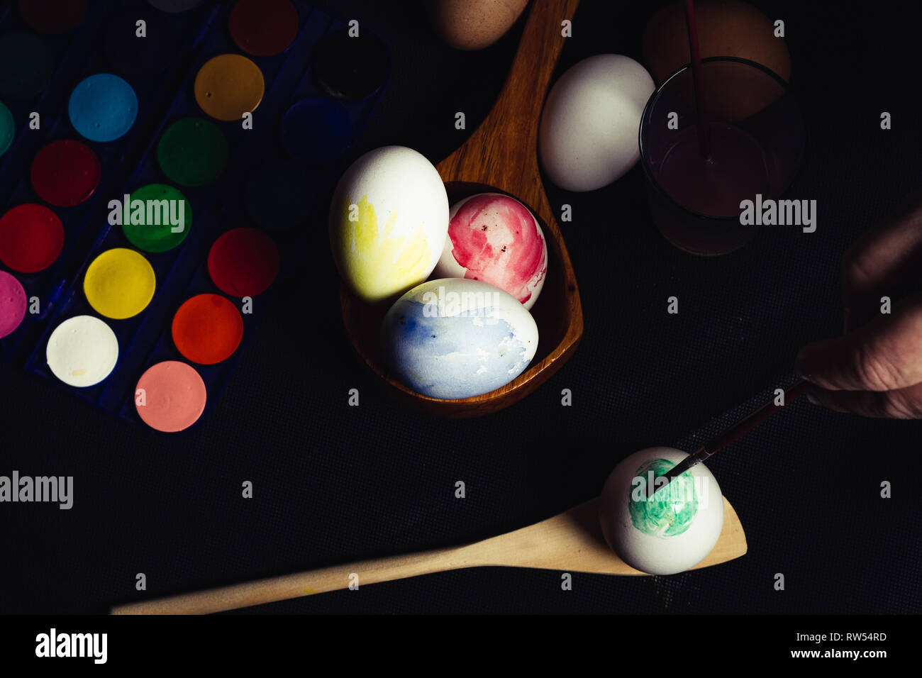 Crop hand painting Easter egg Stock Photo - Alamy