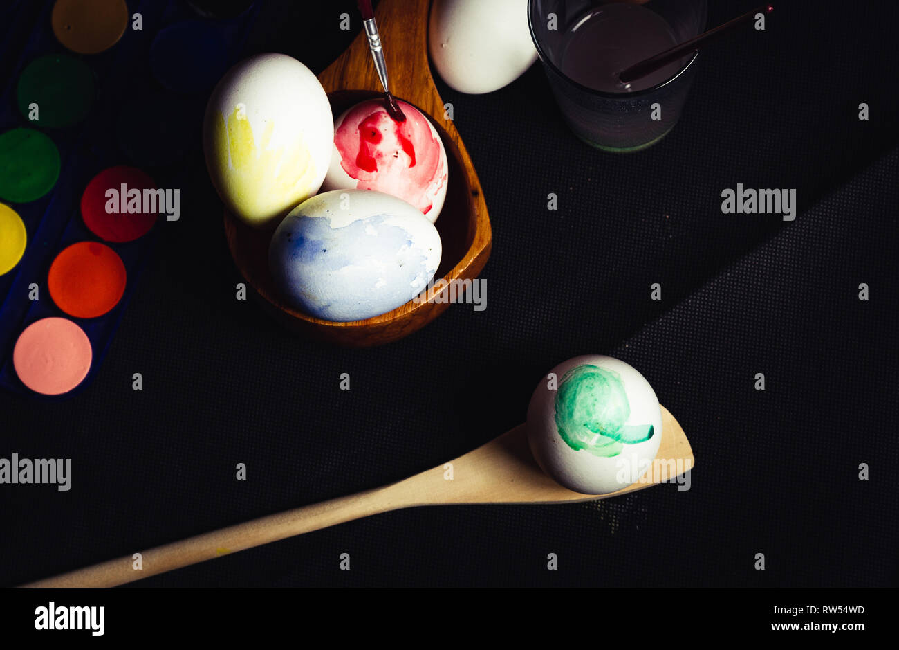 Crop hand painting Easter egg Stock Photo - Alamy