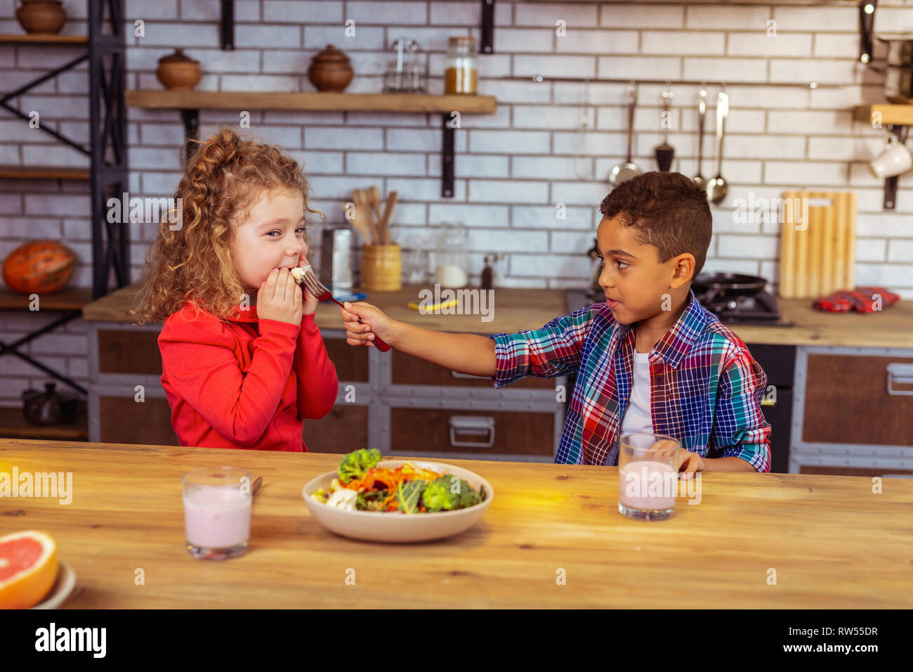 Dinner kids hi-res stock photography and images - Alamy