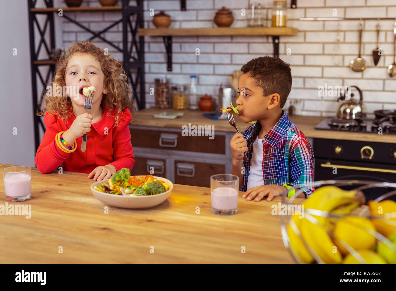 Kids eating salad hi-res stock photography and images - Alamy