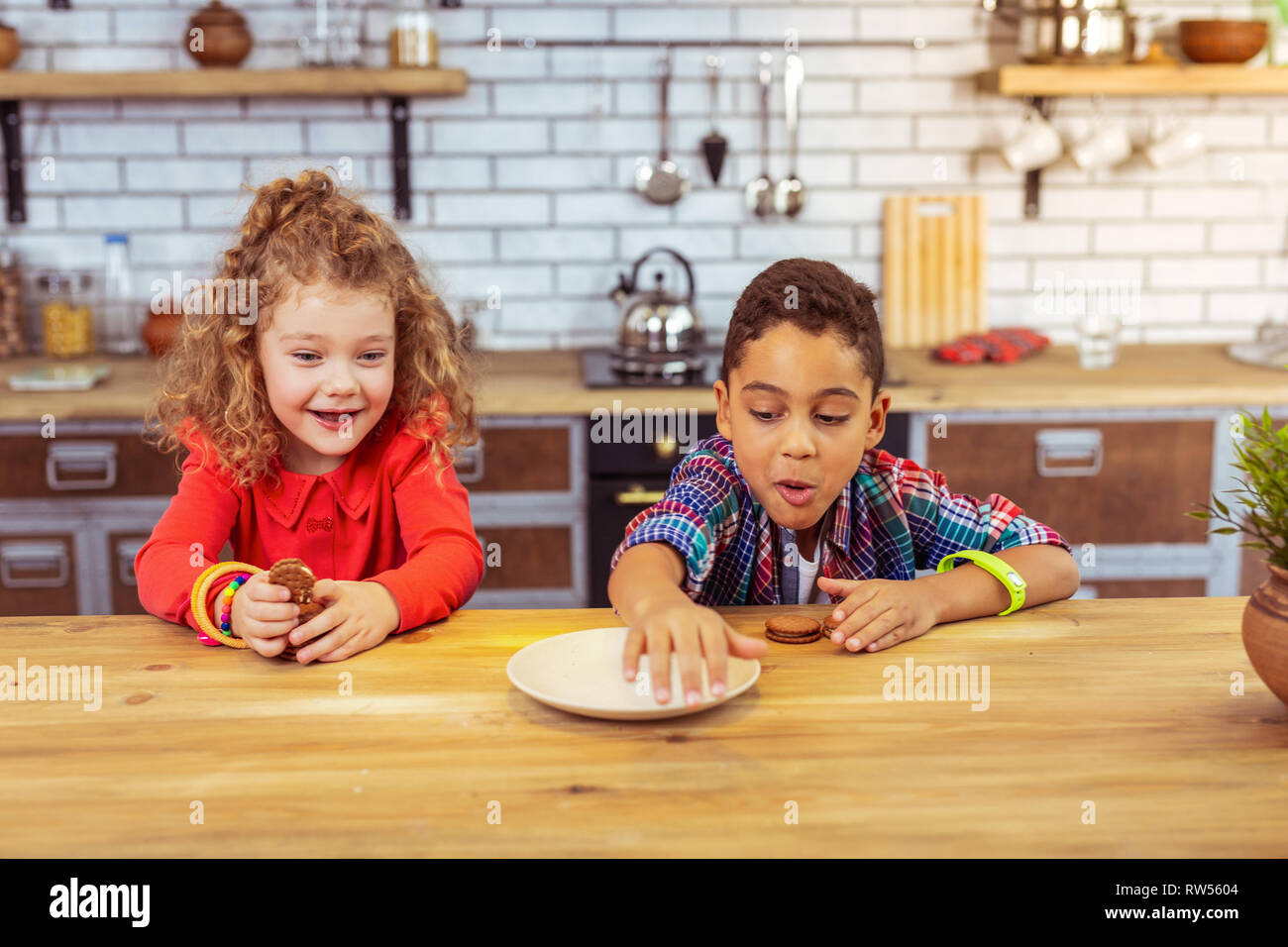 Kids sharing hi-res stock photography and images - Alamy