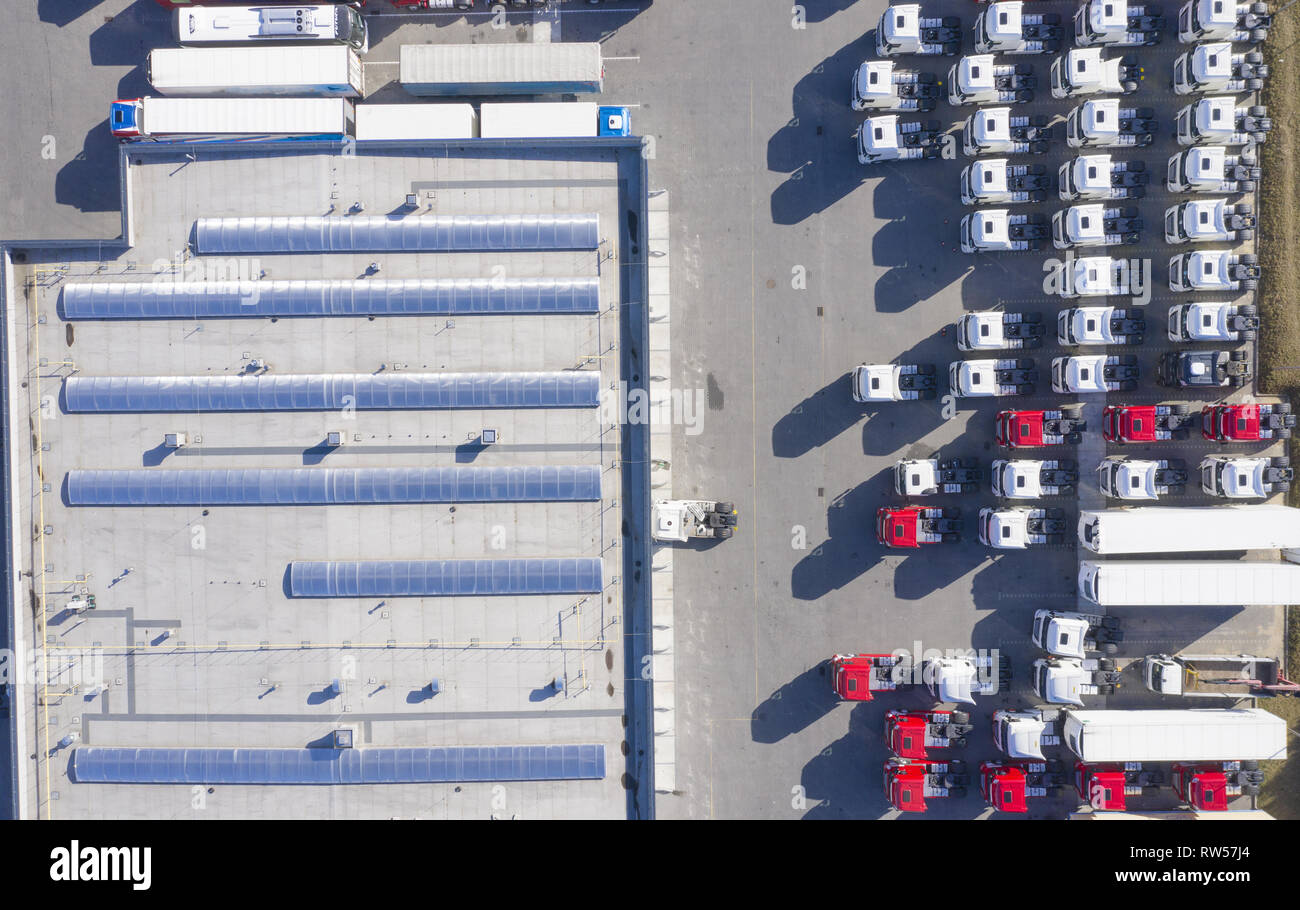Aerial view cars semi trucks hi-res stock photography and images - Alamy