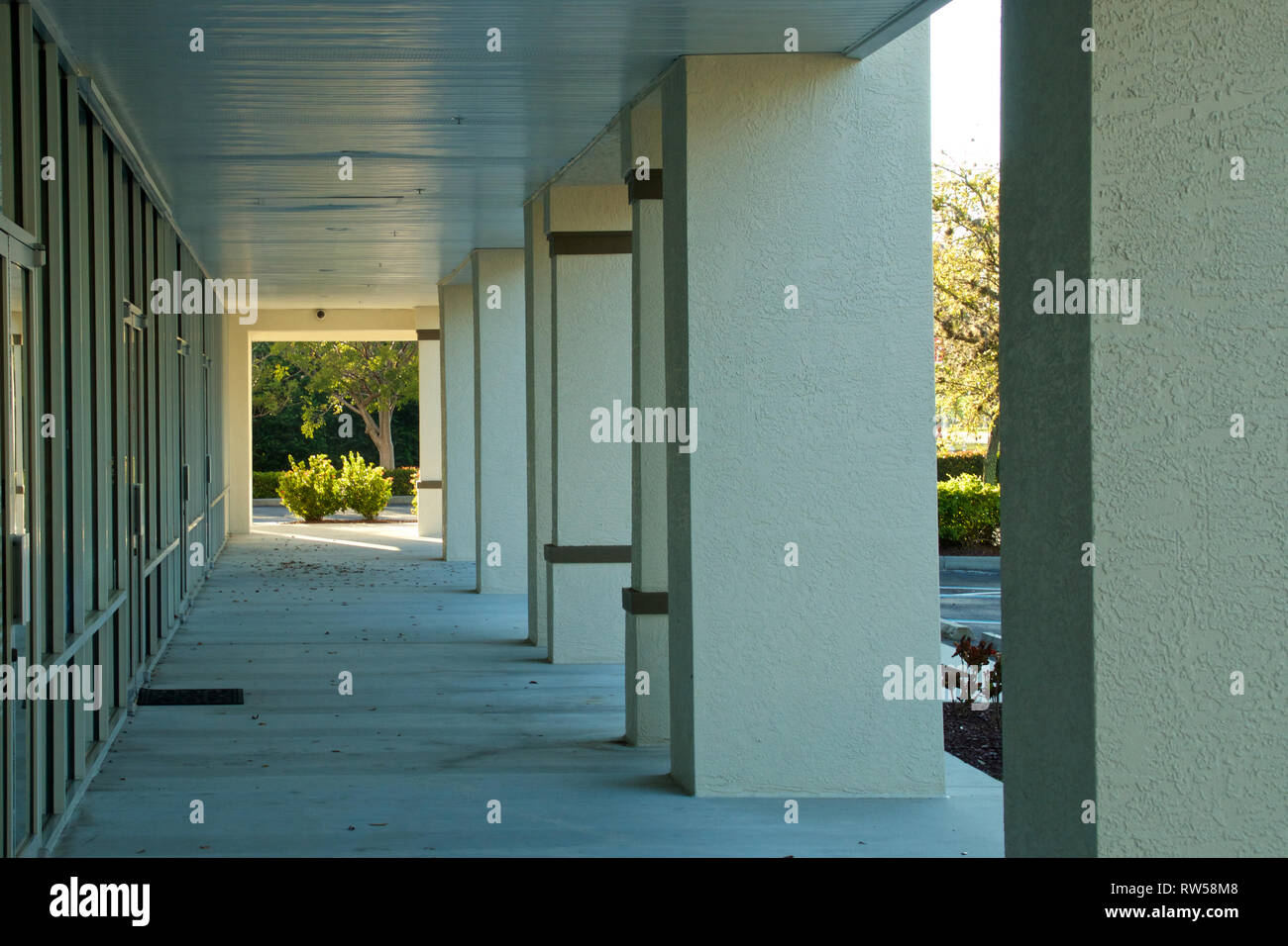 Glass enclosed walkway hi-res stock photography and images - Alamy