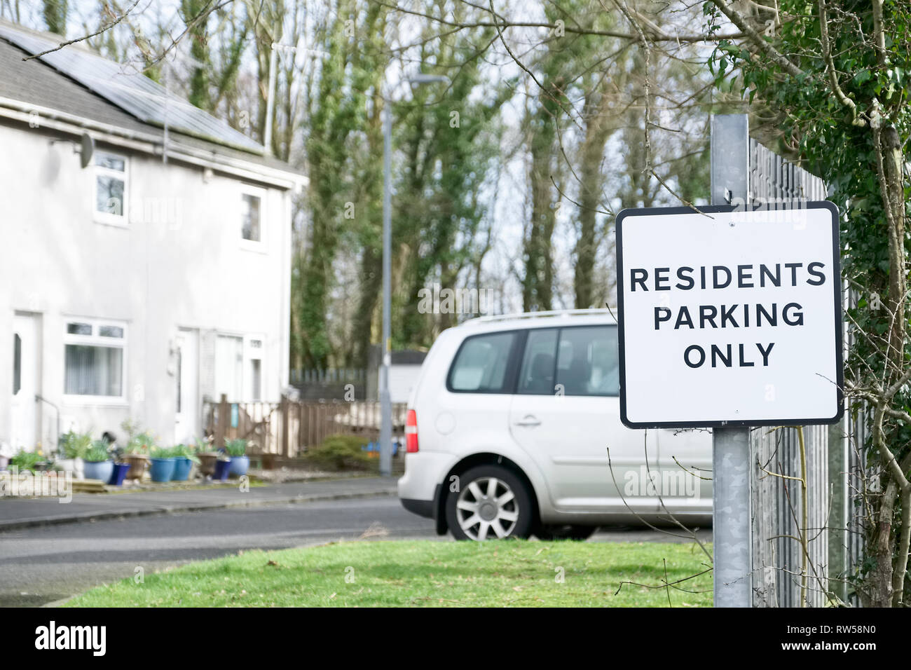 Residents parking only sign with house and car Stock Photo - Alamy