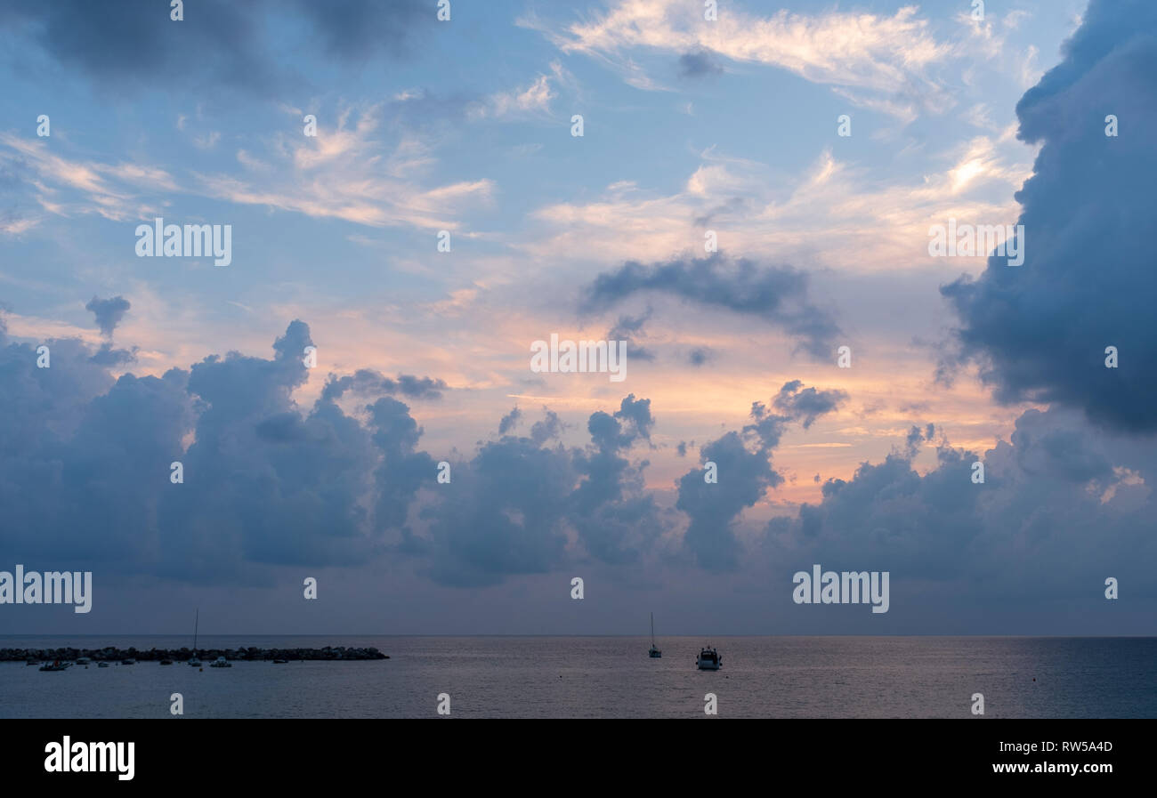 Dramatic evening sky with clouds Stock Photo - Alamy