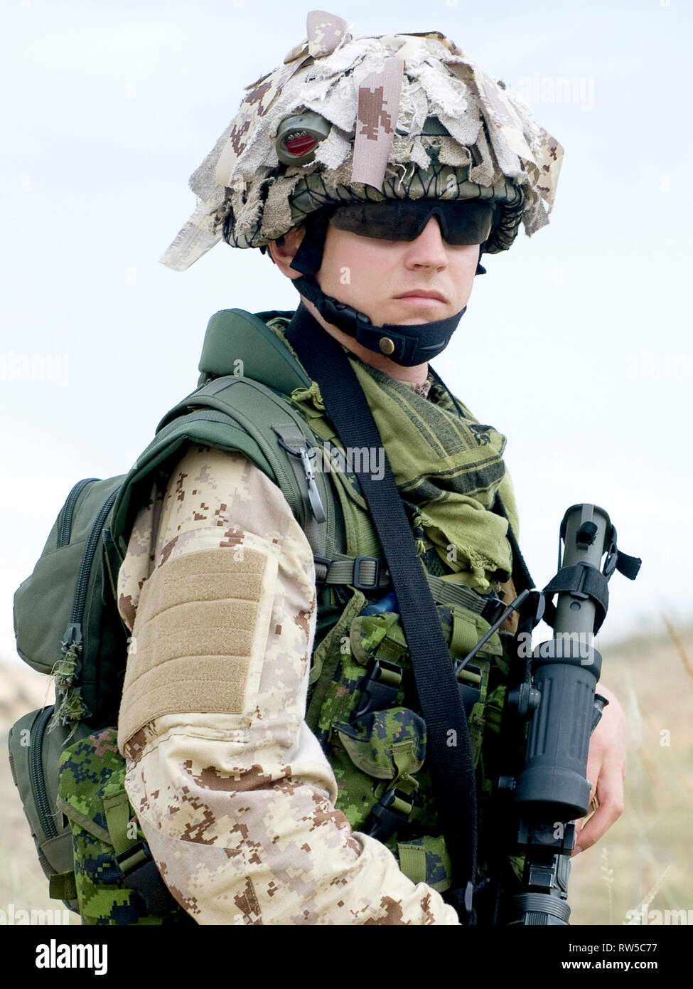 Soldier in desert uniform holding his rifle Stock Photo - Alamy