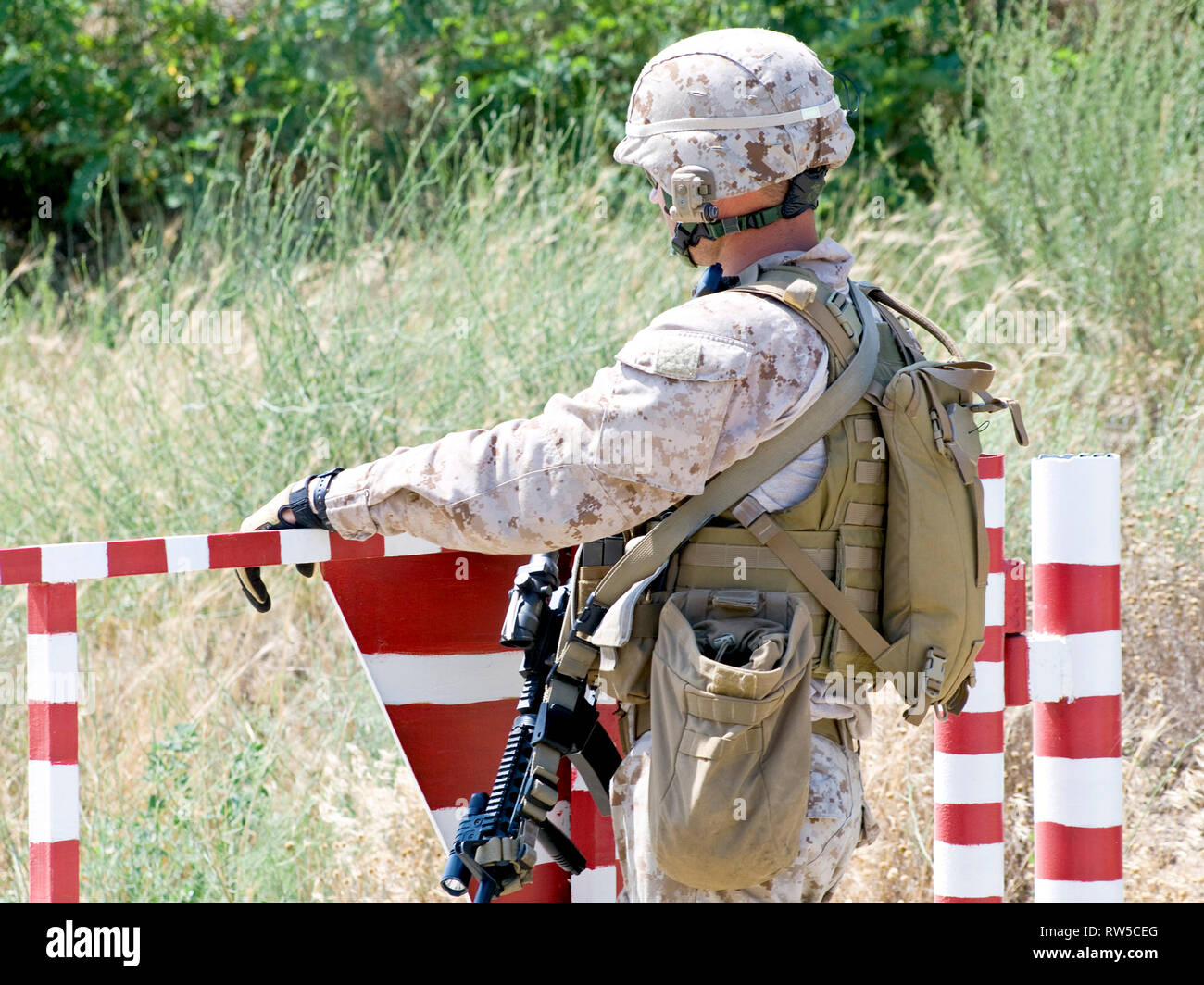 Us army checkpoint hi-res stock photography and images - Alamy