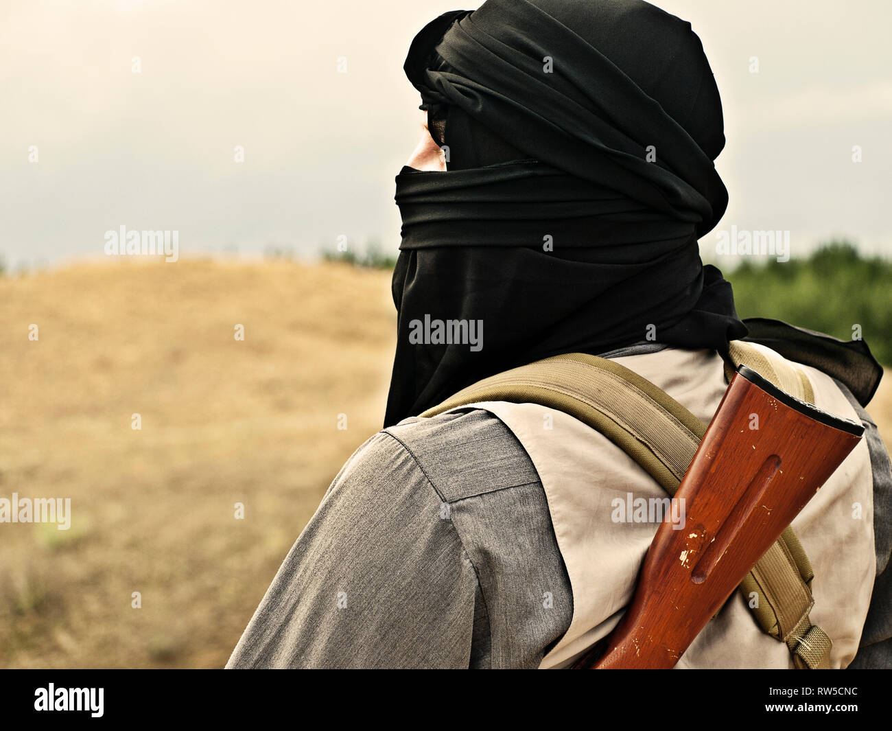 Muslim rebel with automatic rifle and machine-gun belt Stock Photo - Alamy