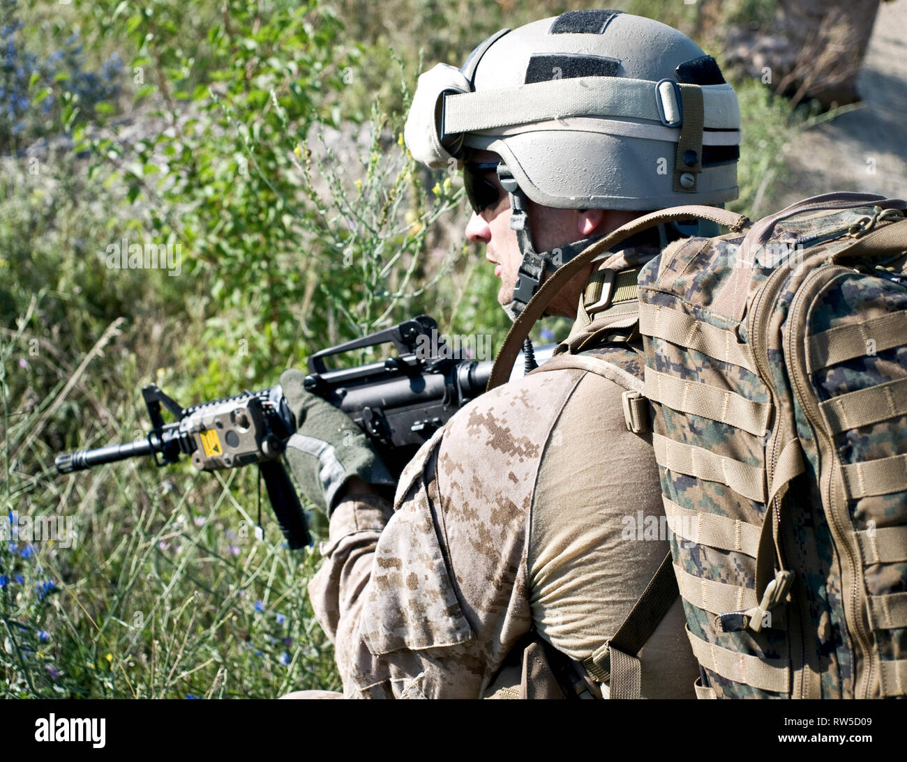 U.S. soldier in action Stock Photo - Alamy