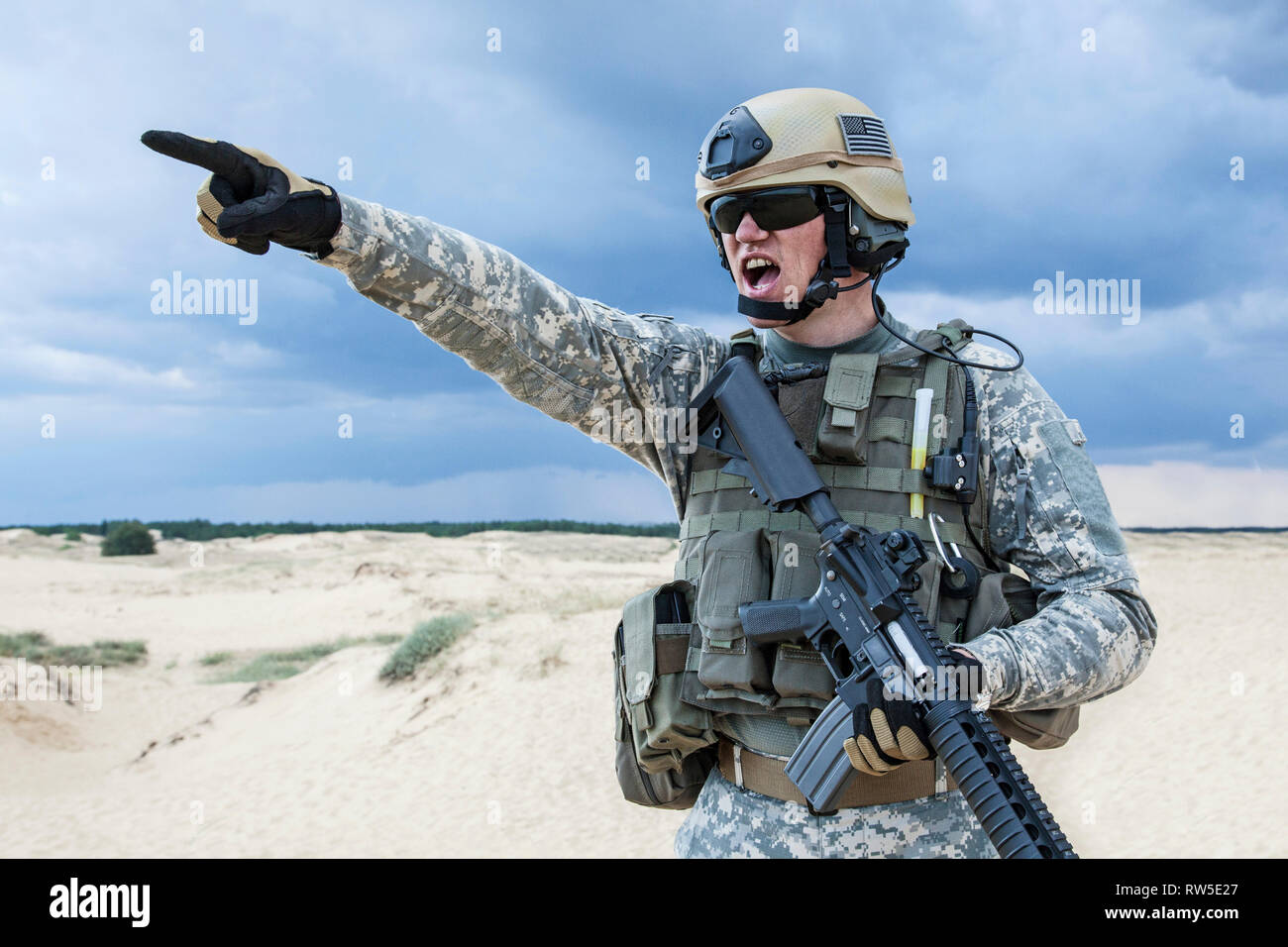 U.S. soldier in the desert during the military operation Stock Photo ...