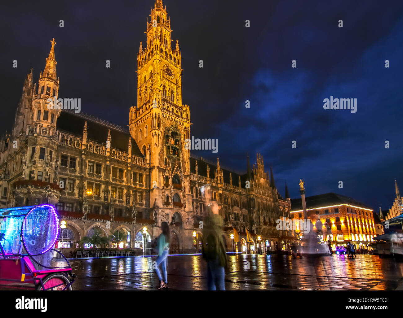 Munich cityhall at downtown place Marienplatz at night, travel Munich ...