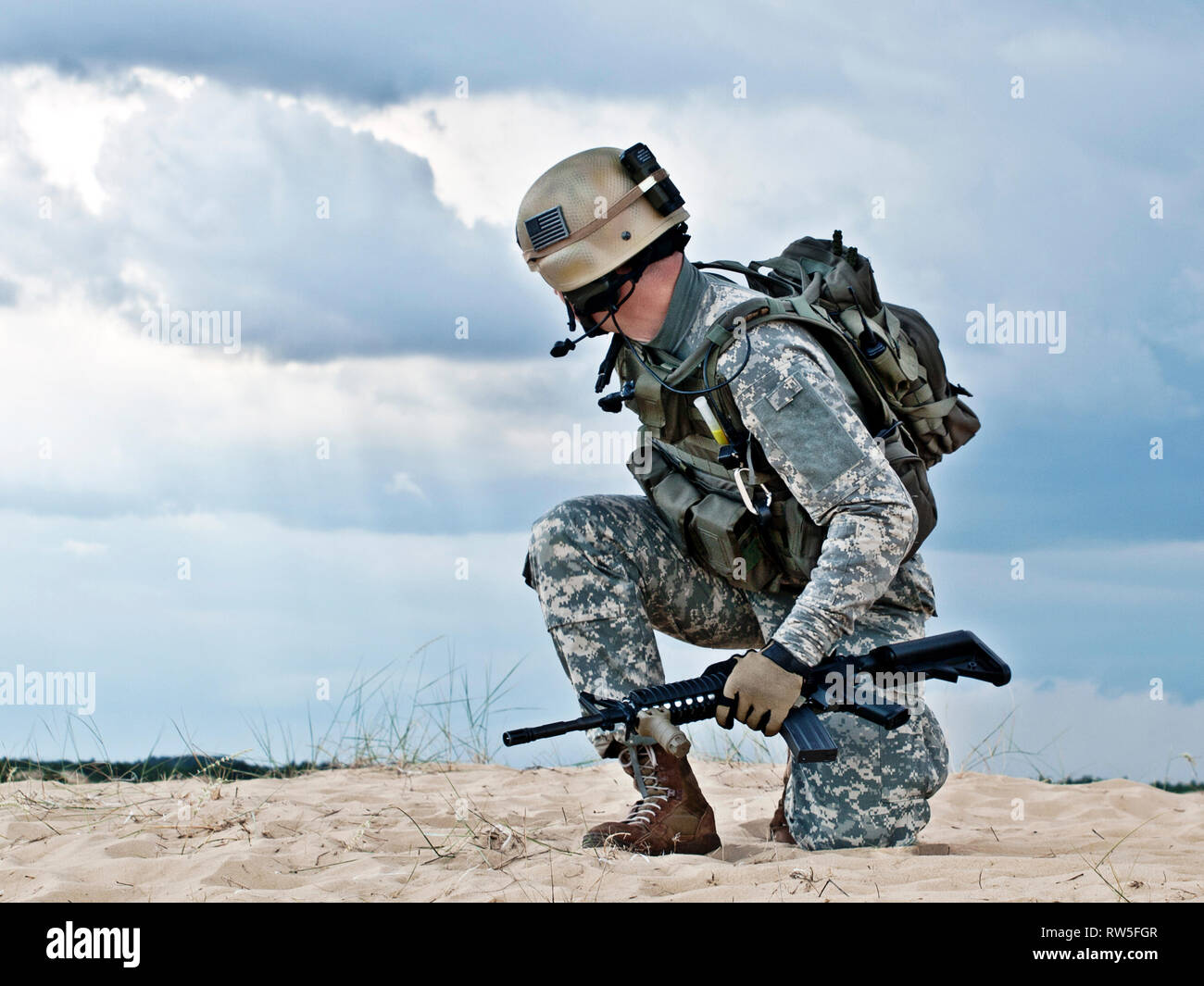 U.S. soldier in the desert during the military operation Stock Photo ...