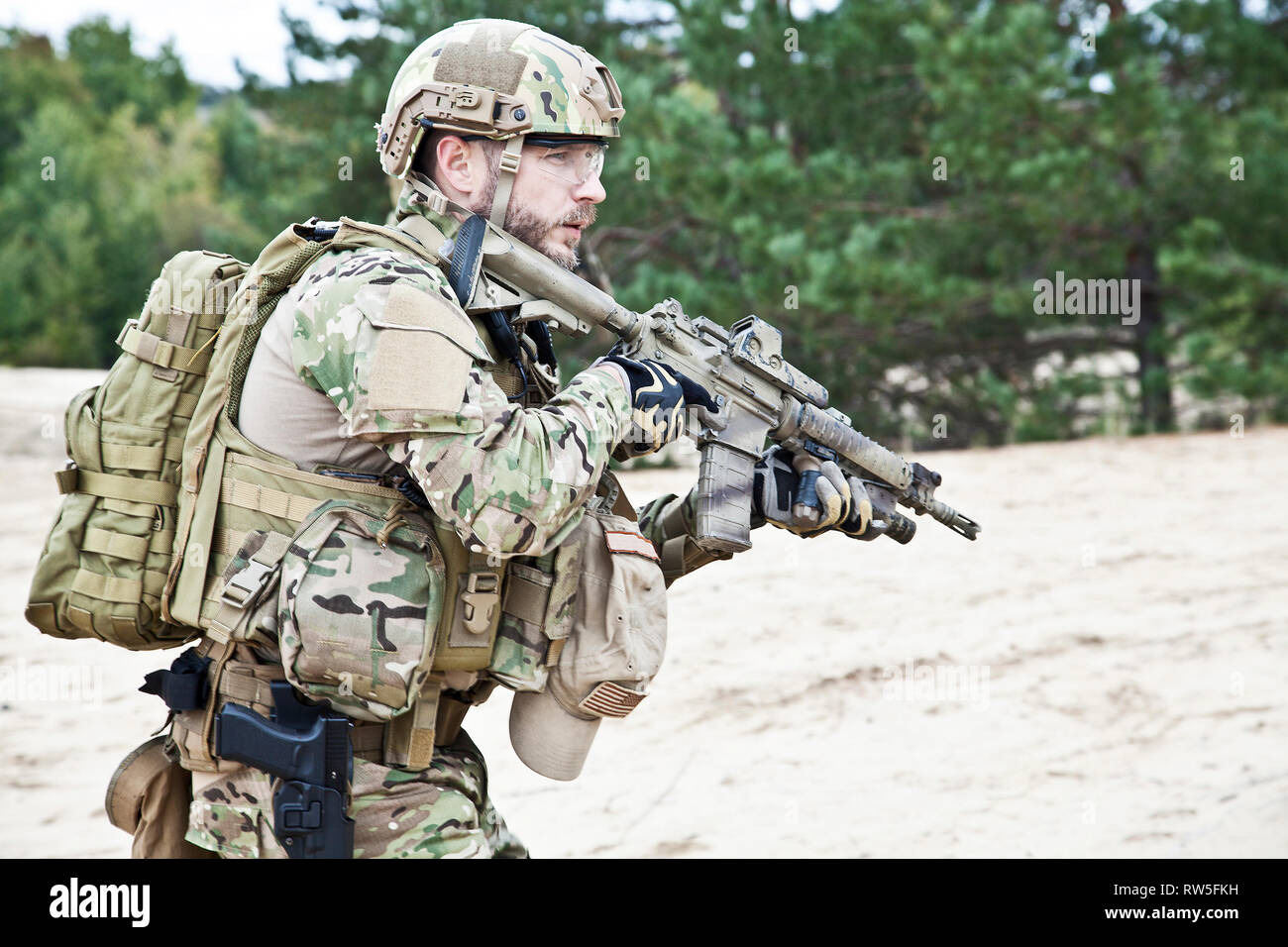 U.S. soldier in the desert during the military operation Stock Photo ...