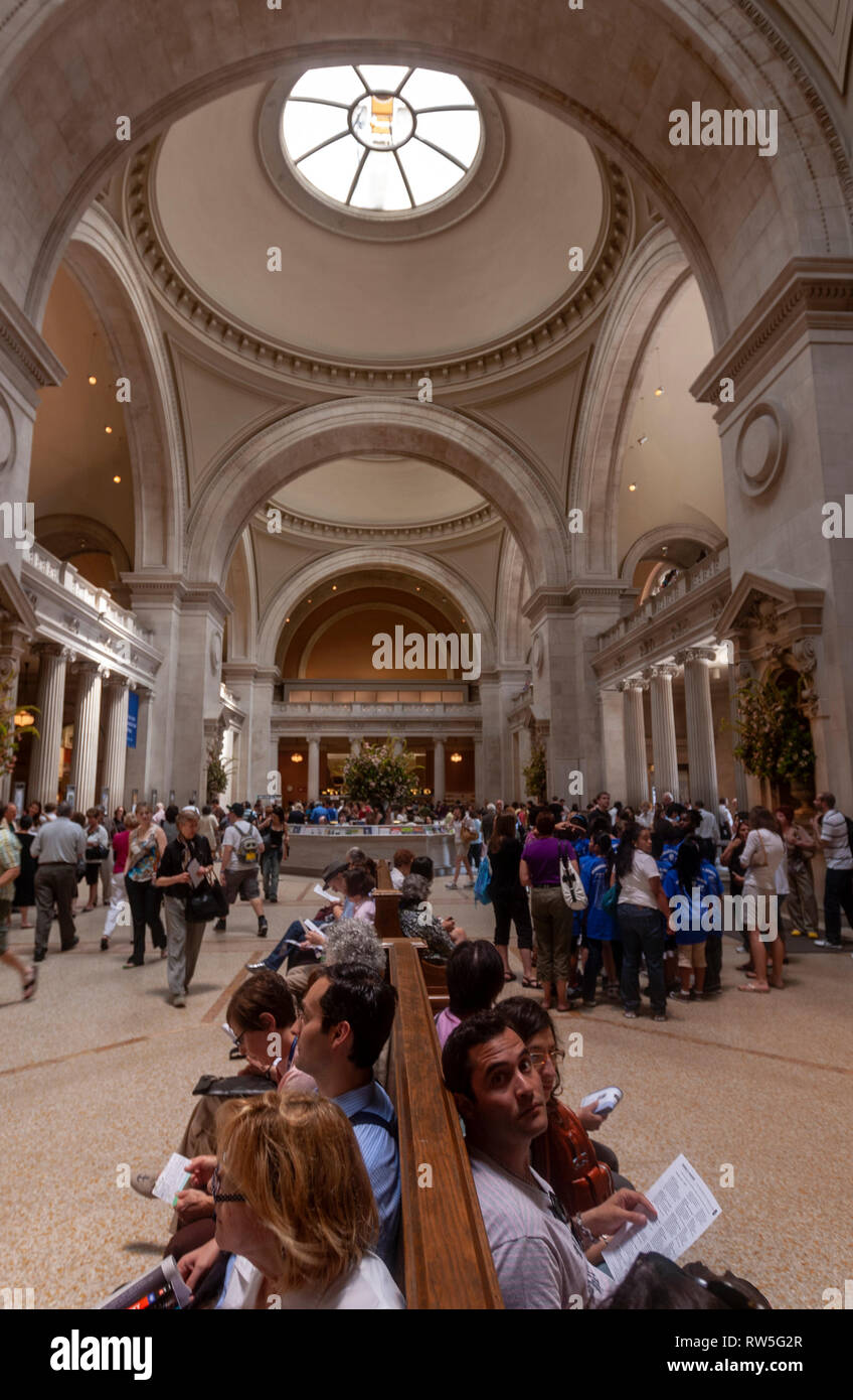 Visitors to The MET in the Great Hall, The Metropolitan Museum of Art ...