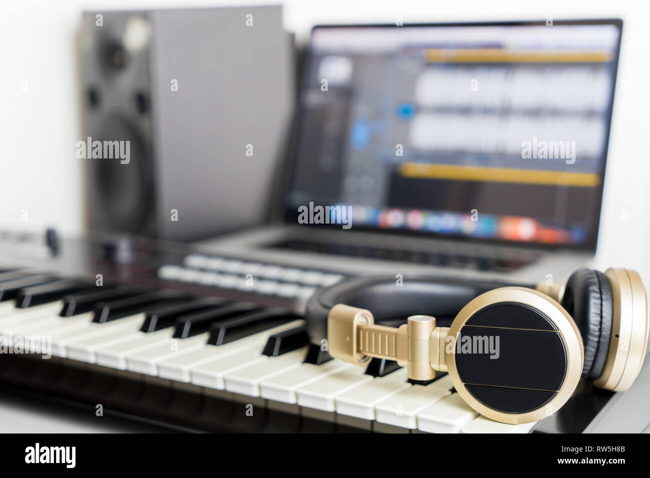 Computer studio hi-res stock photography and images - Alamy