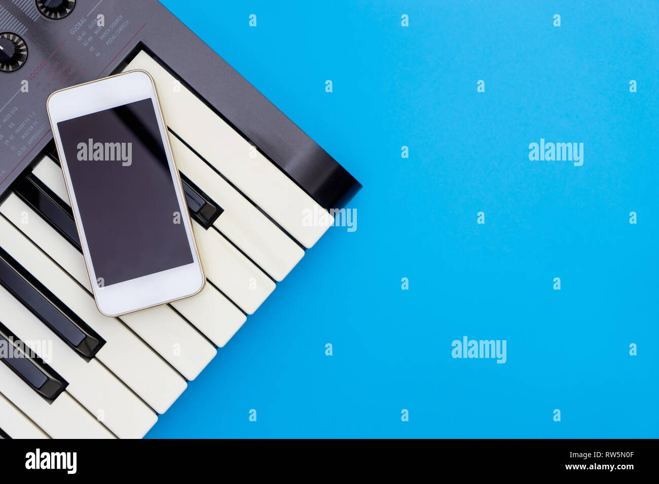 Blank mobile phone on Music keyboard for Music concept Stock Photo - Alamy