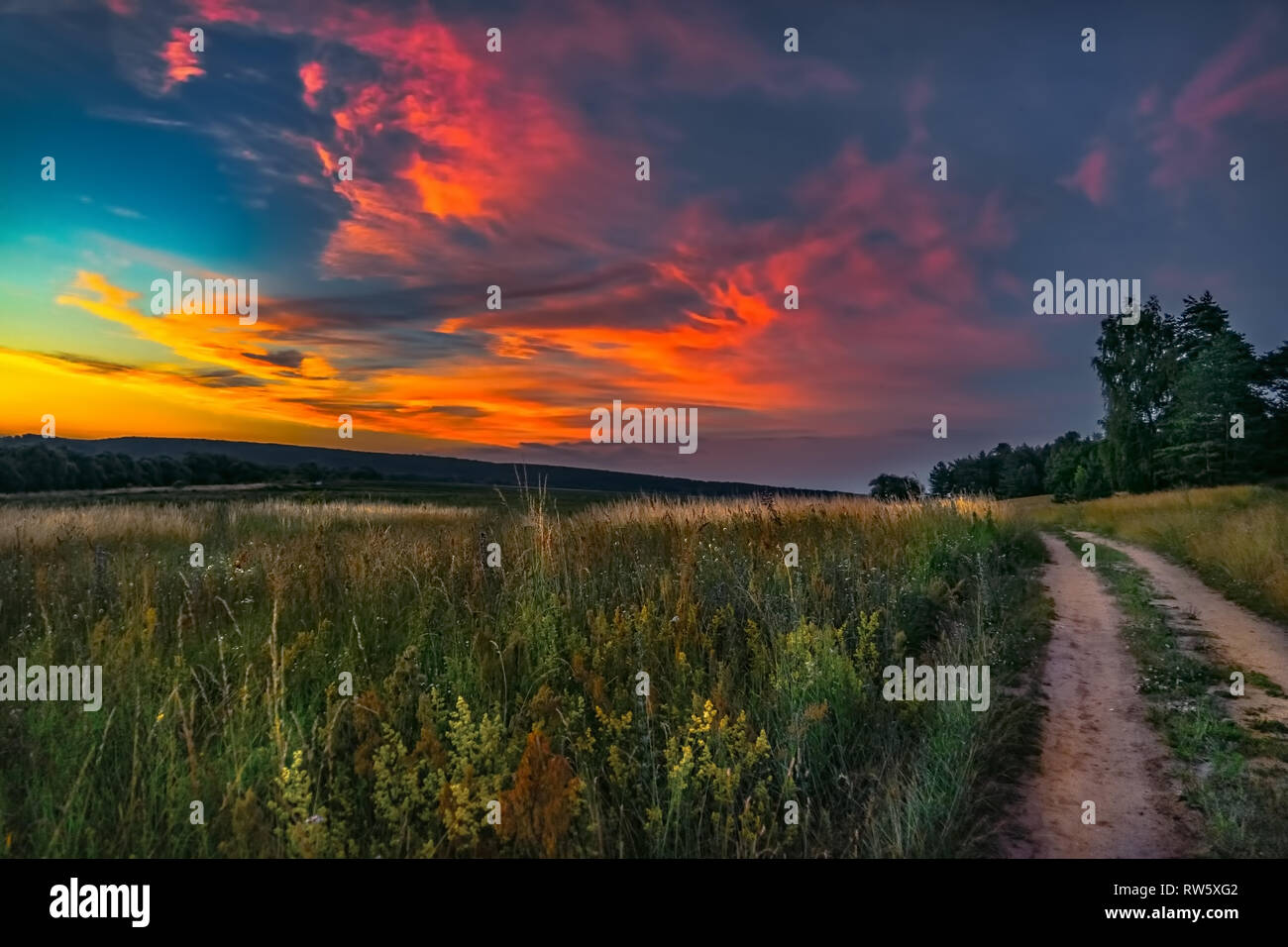 Rural footpath hi-res stock photography and images - Alamy